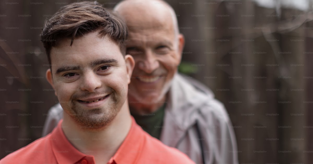 Un Portrait Dun Père âgé Heureux Avec Son Jeune Fils Atteint Du