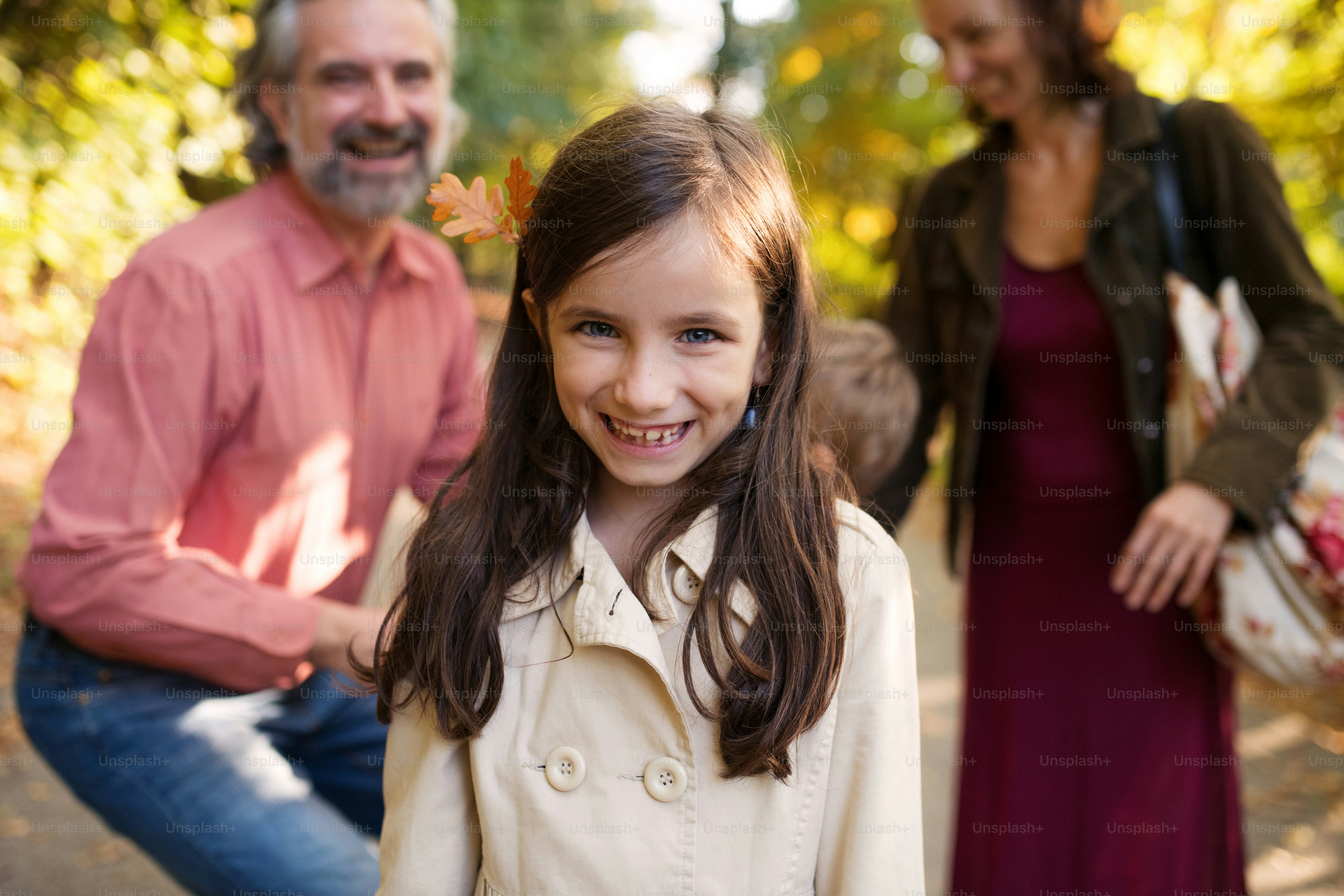Portrait d’une petite fille avec sa famille lors d’une promenade dans ...