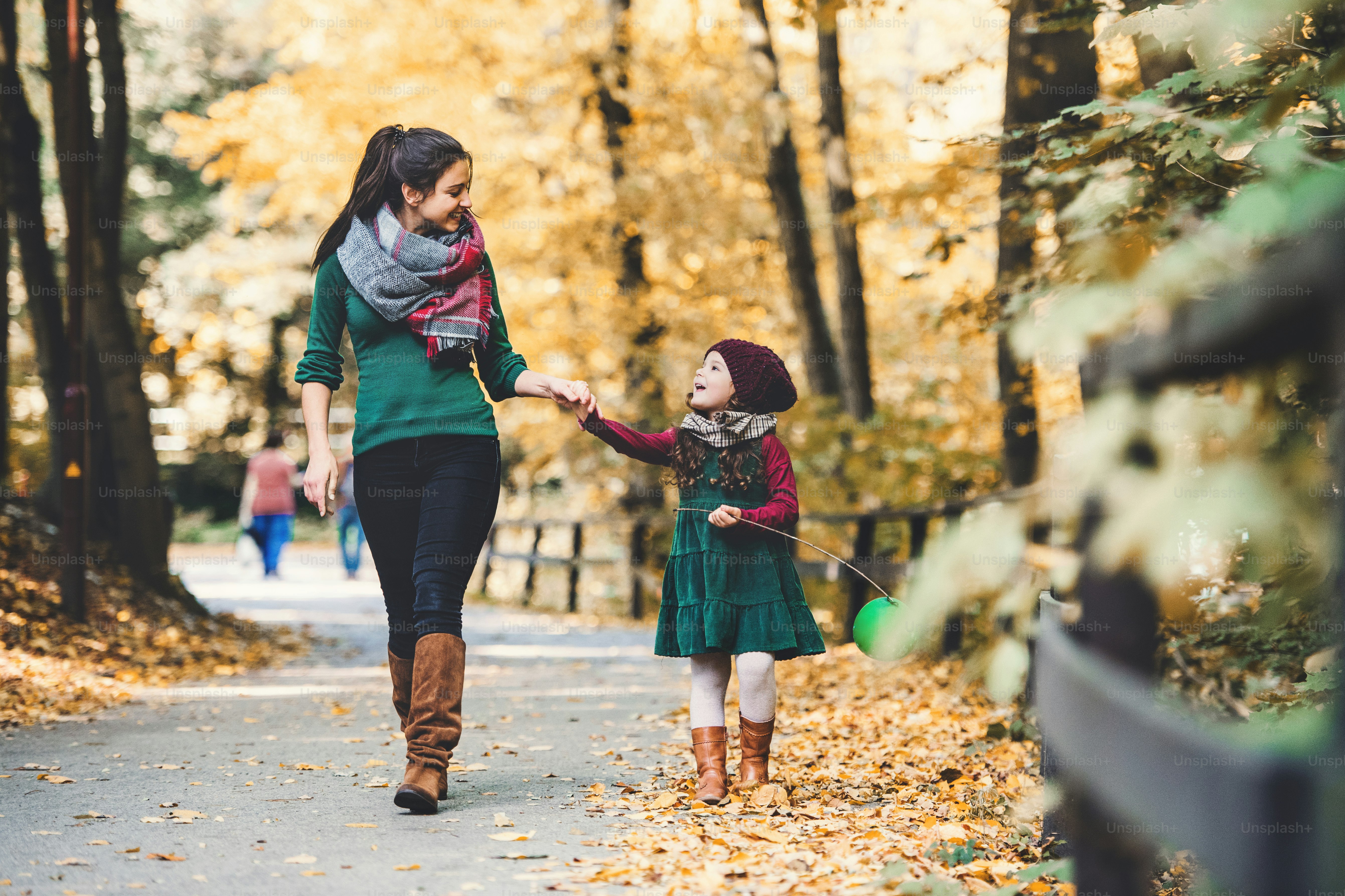 Foto Un Retrato De Una Joven Madre Con Una Hija Pequeña Caminando En El