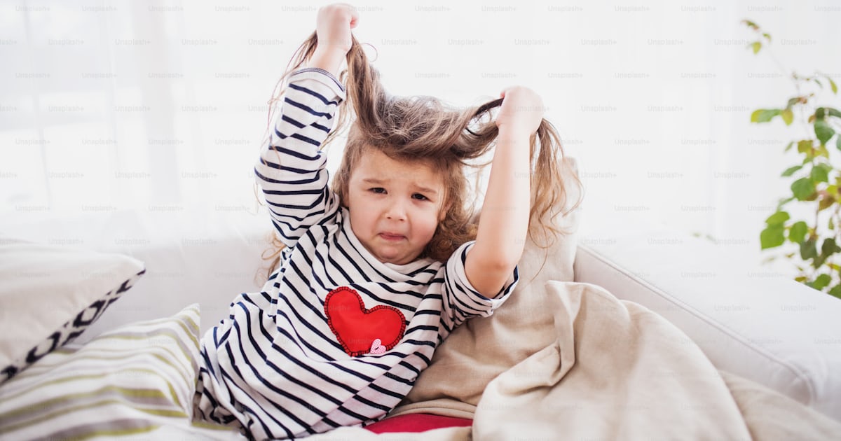 家で縞模様のtシャツを着たかわいい女の子が楽しんでいる。の写真 Unsplashの奇想天外の画像