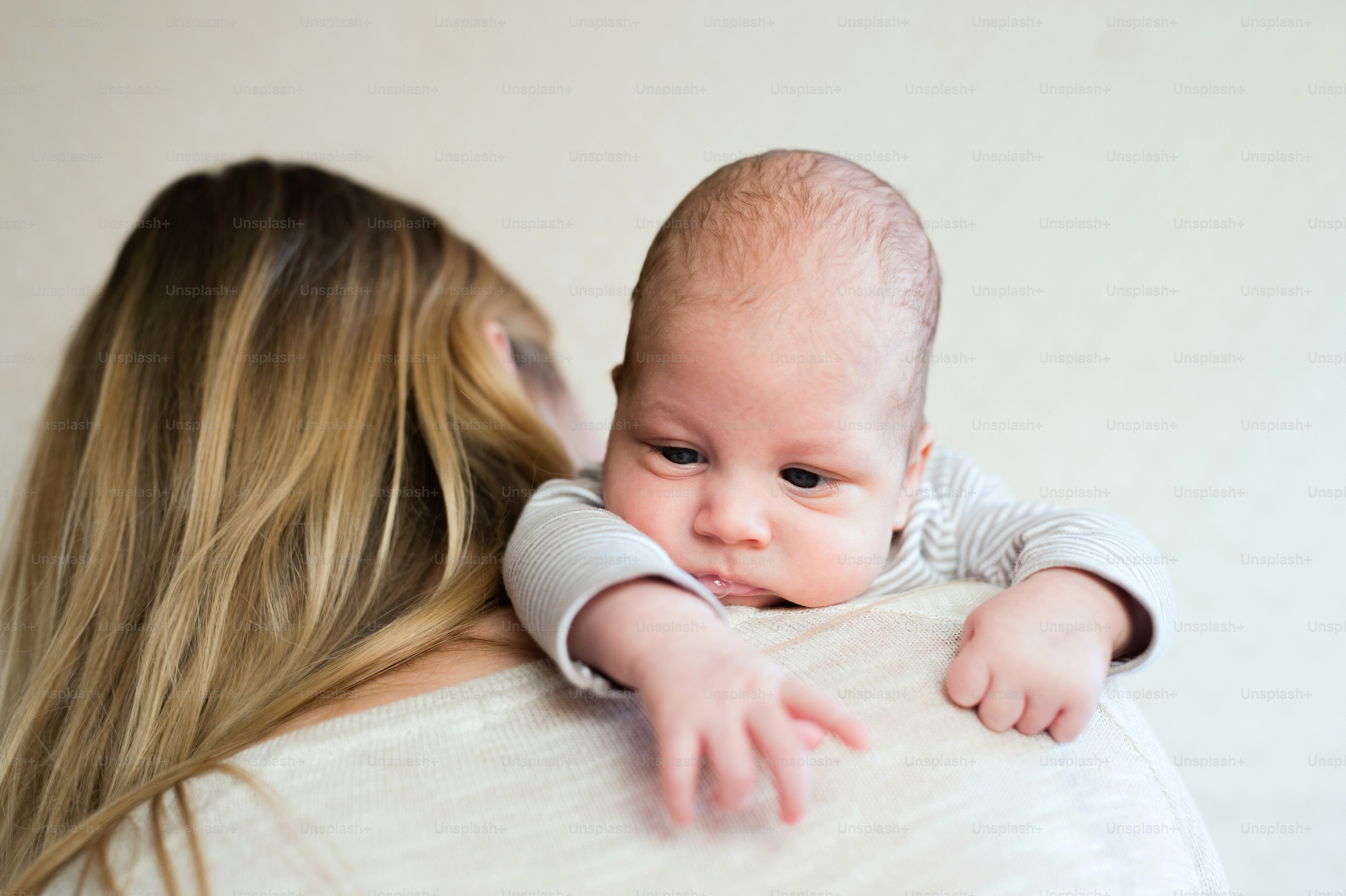 Mère Tenant Son Bébé Jolie Topless Mère Tenant Son Bébé Portrait