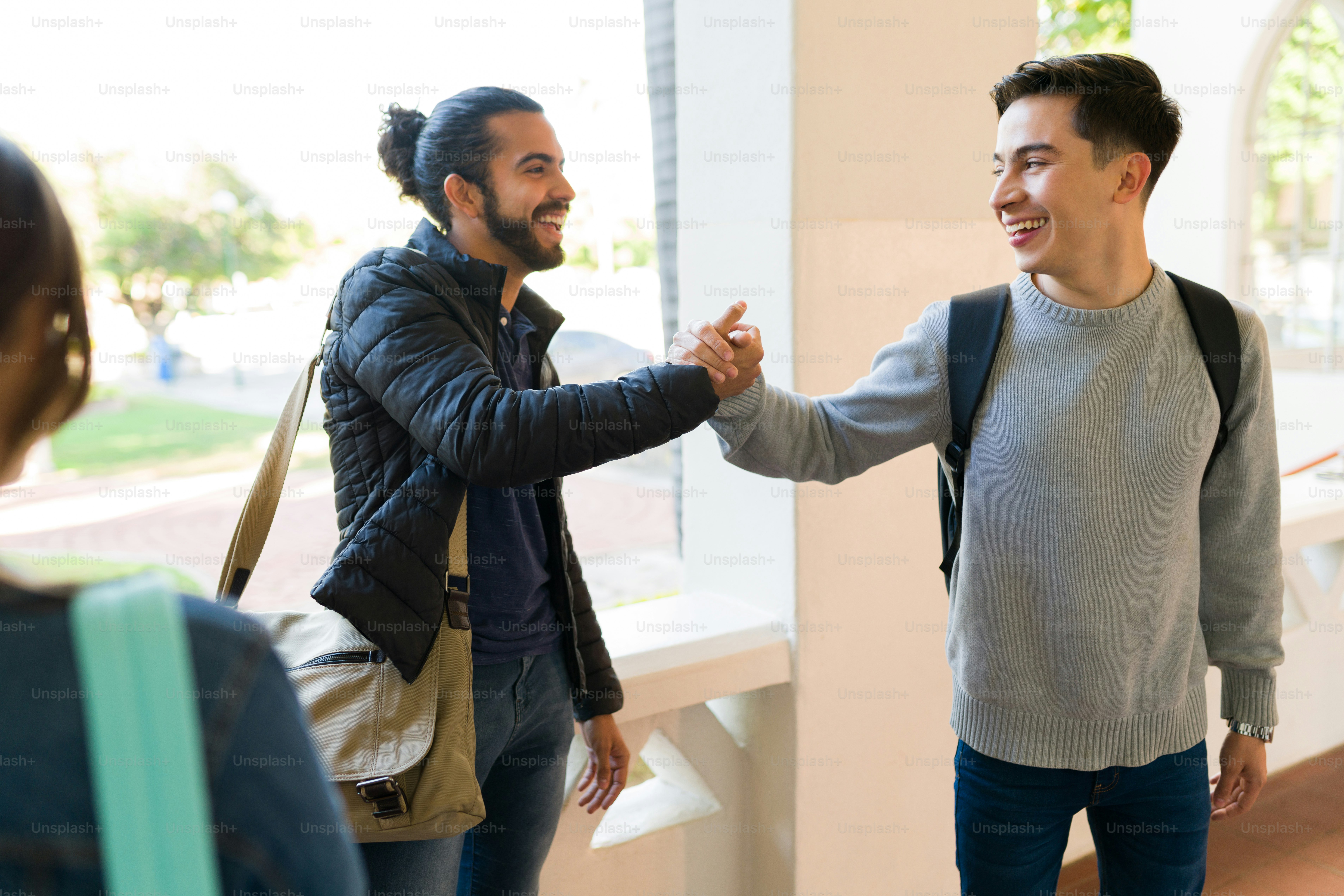 Foto ¡hola! jóvenes estudiantes emocionados sintiéndose alegres y ...