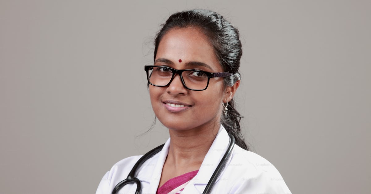 Retrato De Una Doctora De Origen Indio Foto Imagen De Retrato En Unsplash