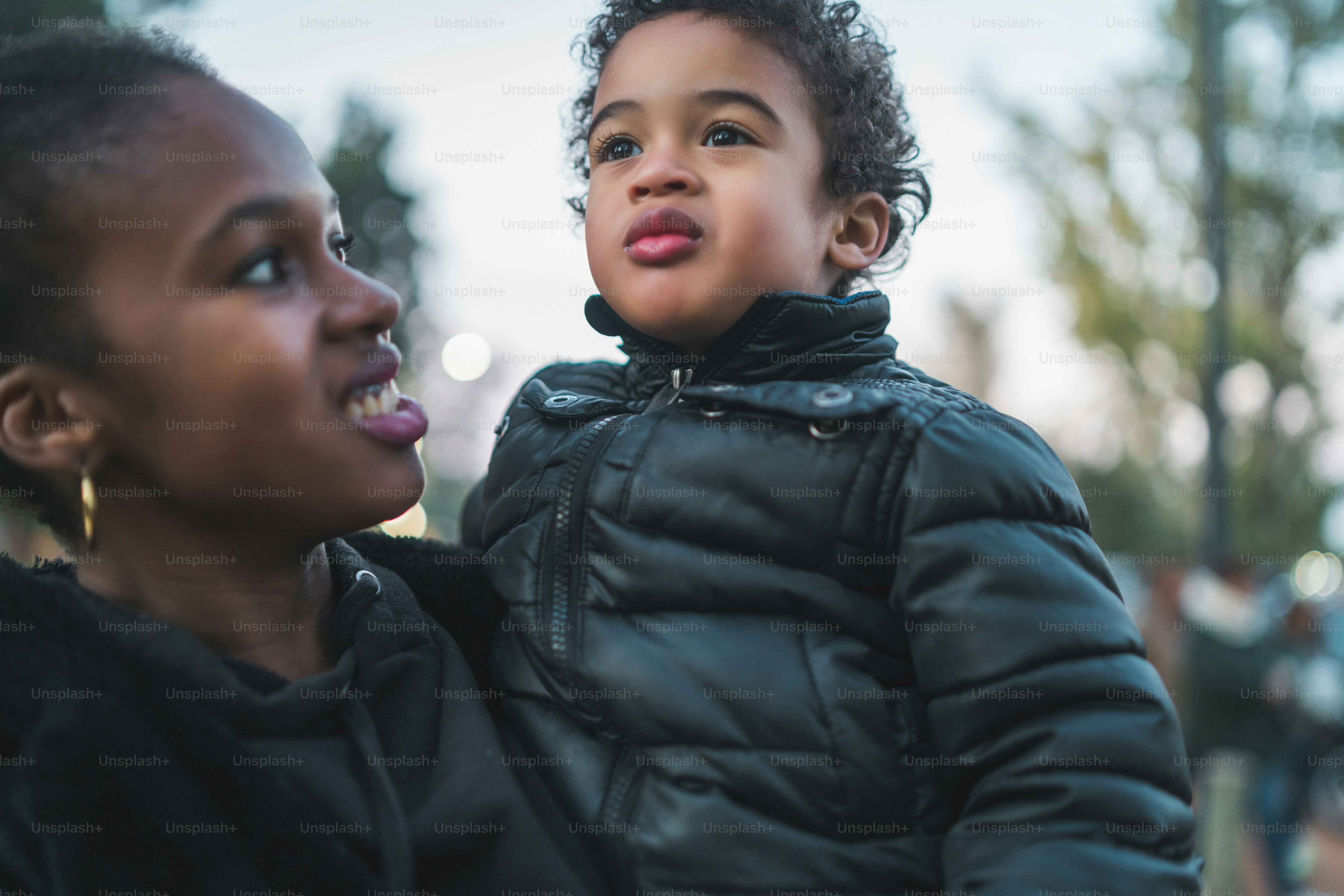 Portrait d’une mère afro-américaine avec son fils debout dehors dans le ...