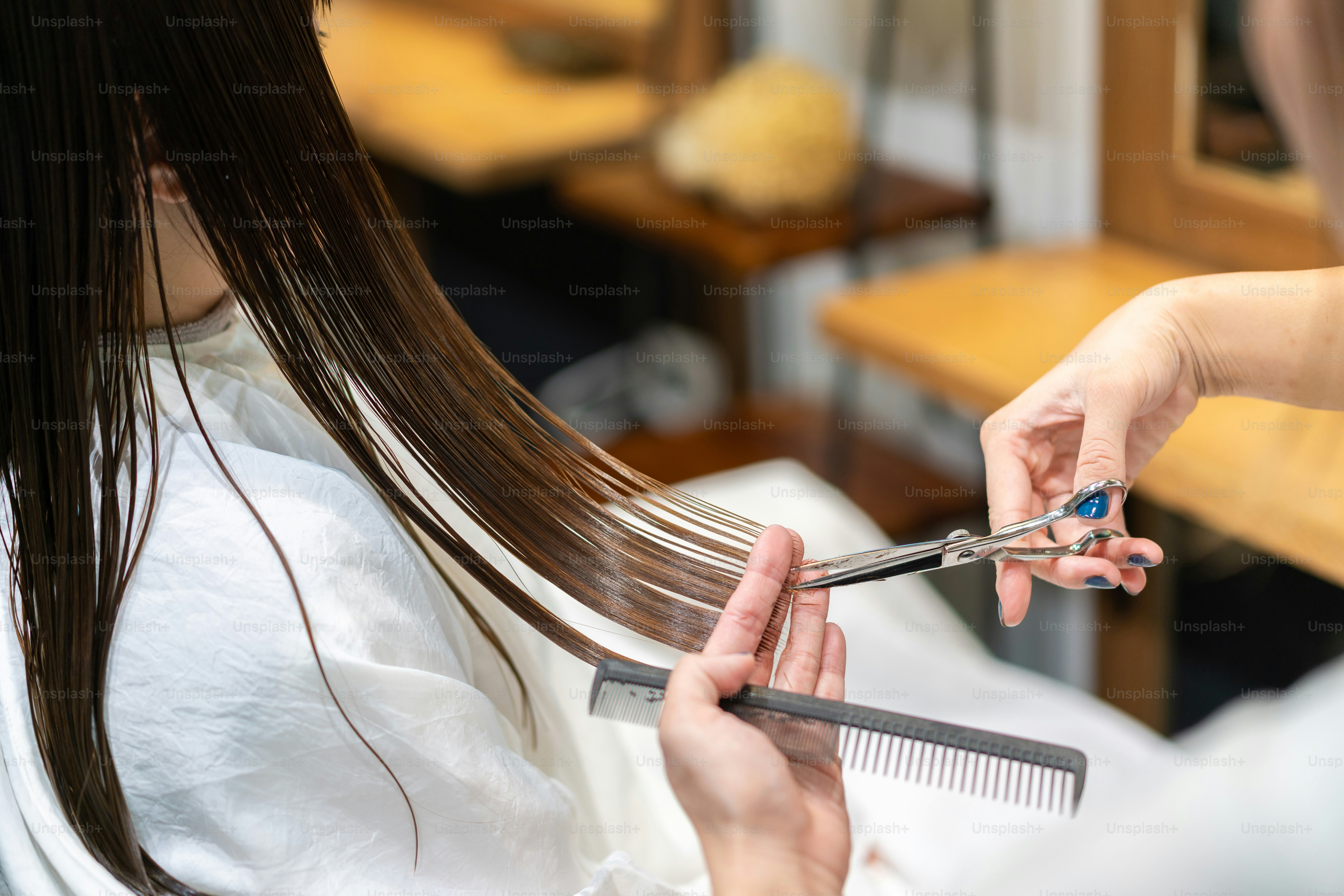 Peluquero cortando el pelo a una mujer foto – Imagen de Fotografía en ...