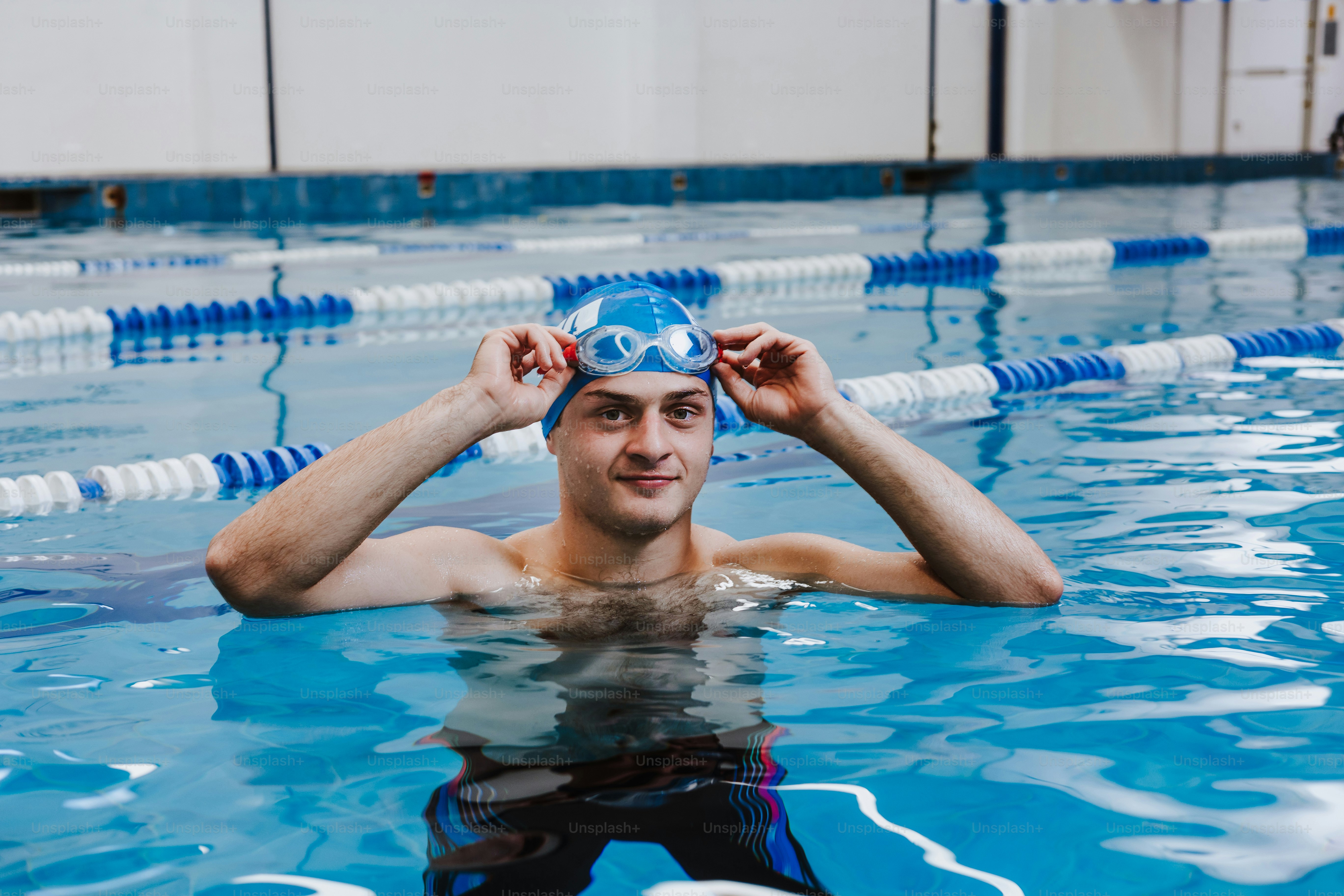 Foto Nadador joven hispano atleta con gorra en un entrenamiento de ...