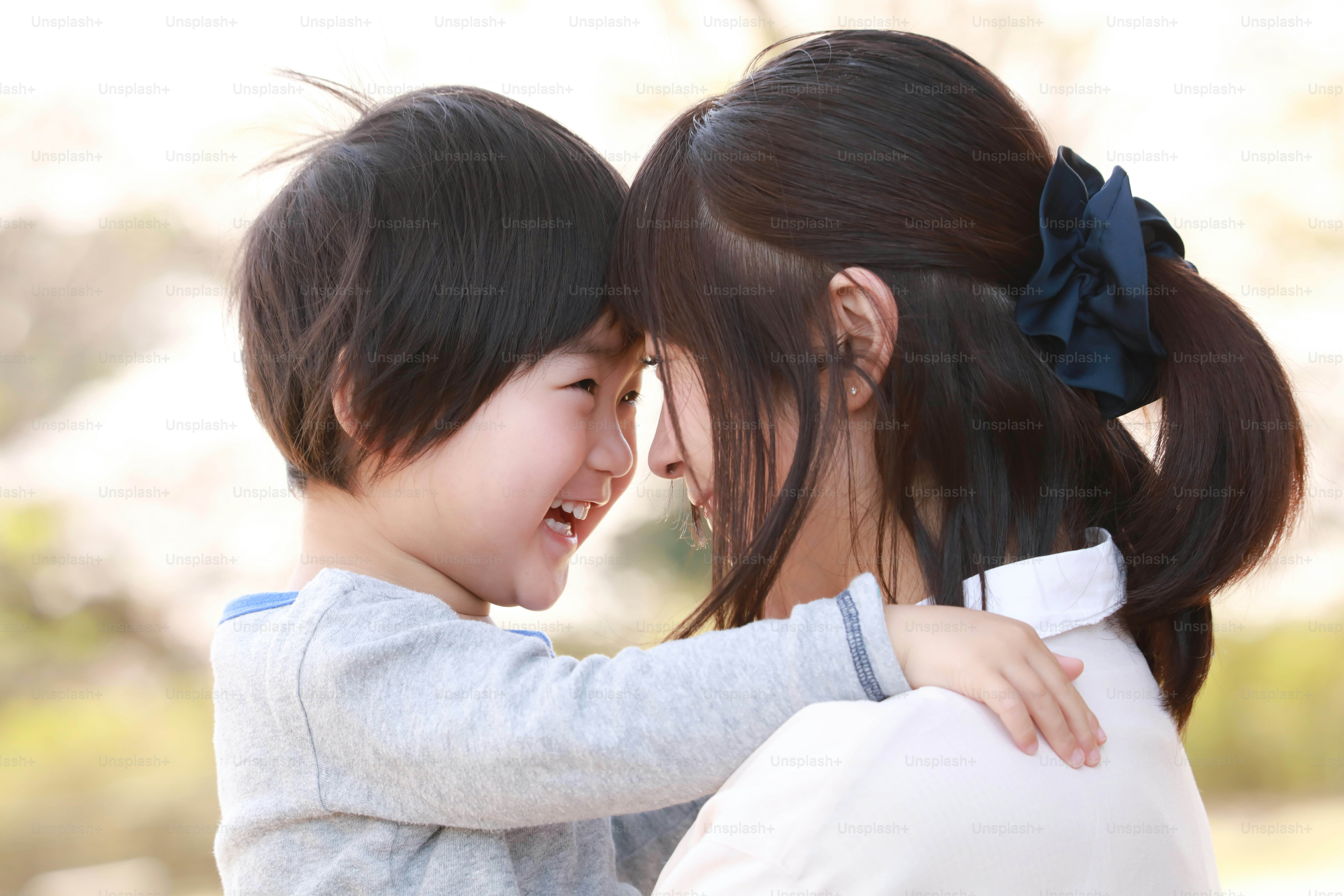 Smiley parent and child photo – People Image on Unsplash