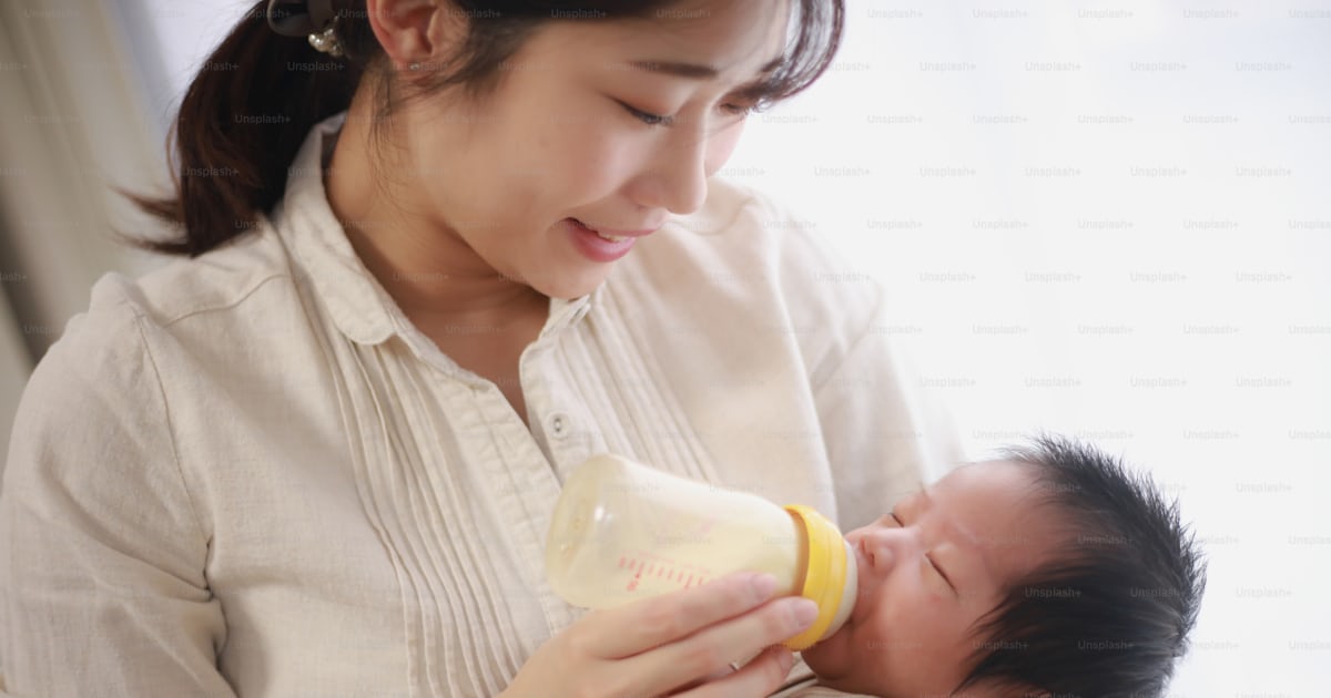 아기에게 먹이를 주는 엄마 사진 Unsplash의 마시기 이미지