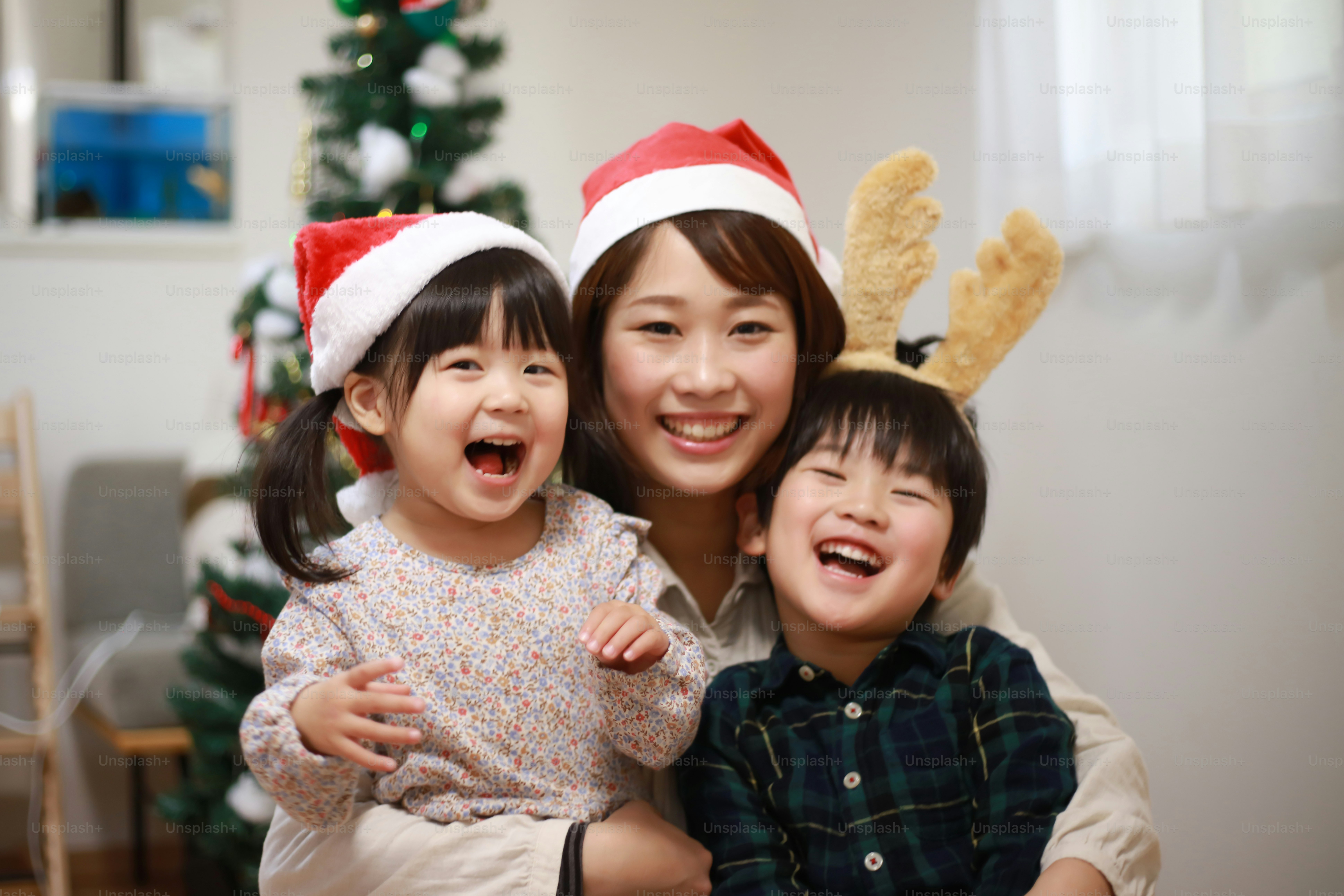 Smiley parent and child photo – Christmas Image on Unsplash