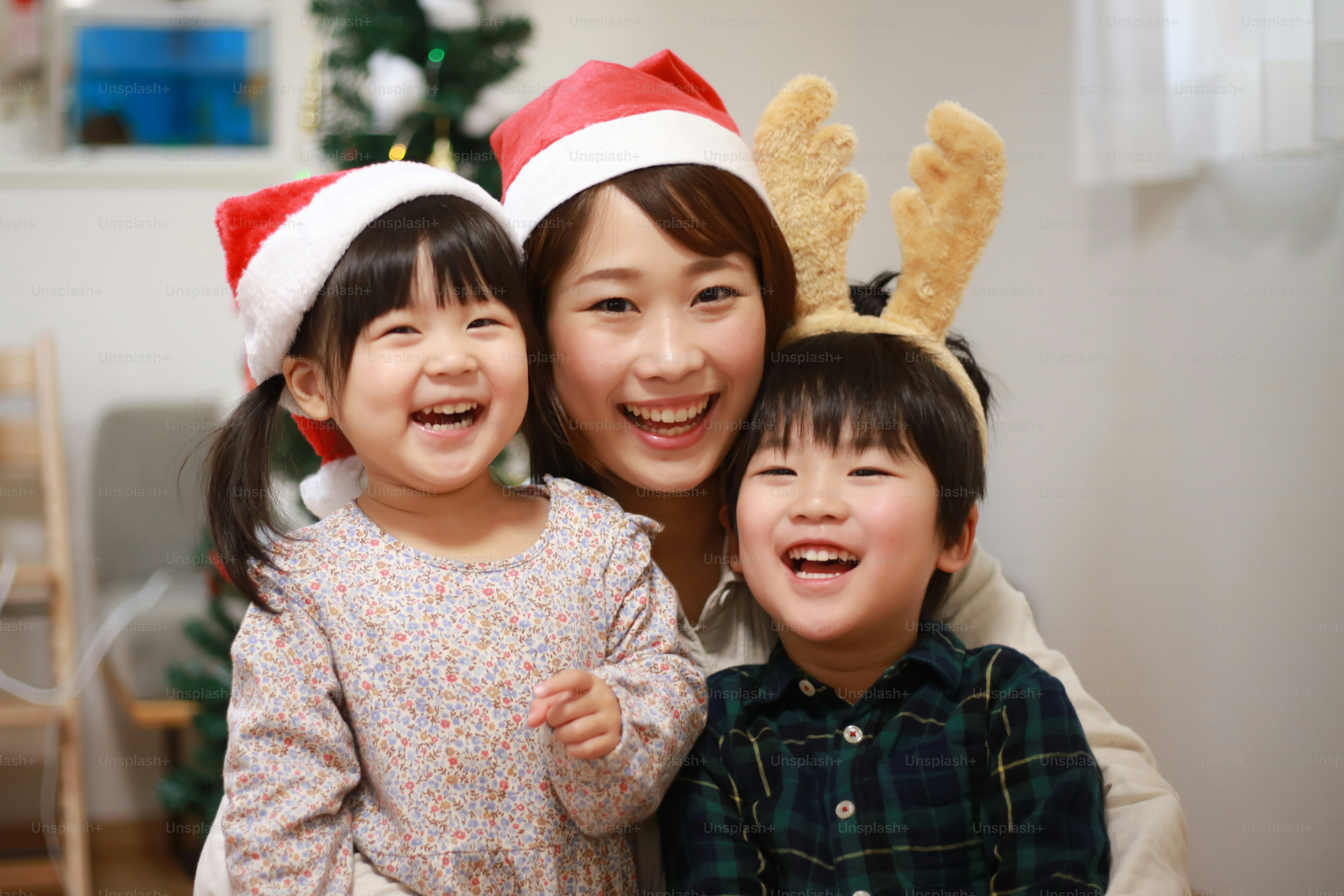 Smiley parent and child photo – Christmas Image on Unsplash