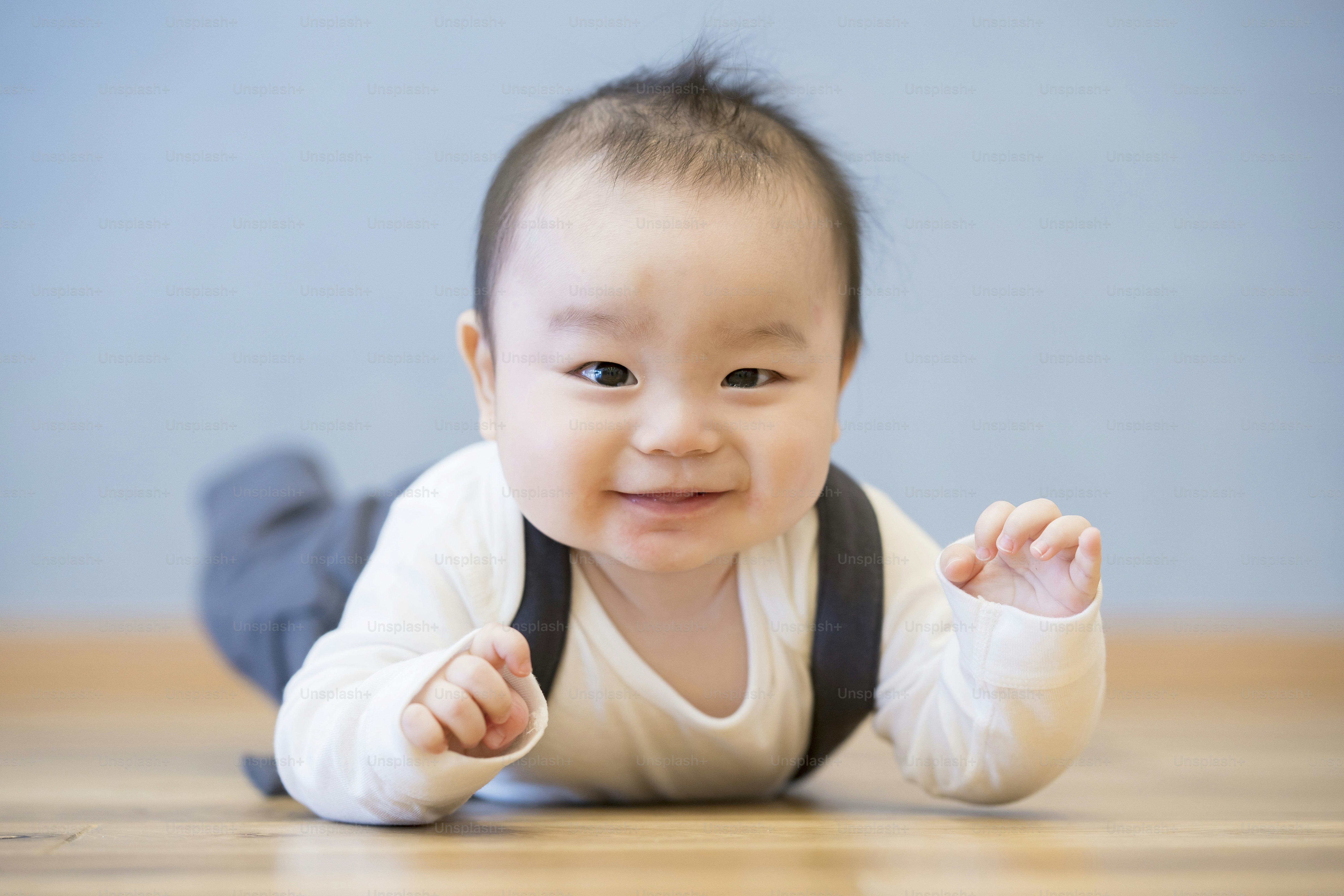 Japanese baby crawling on the wooden floor in the room photo – Japan ...