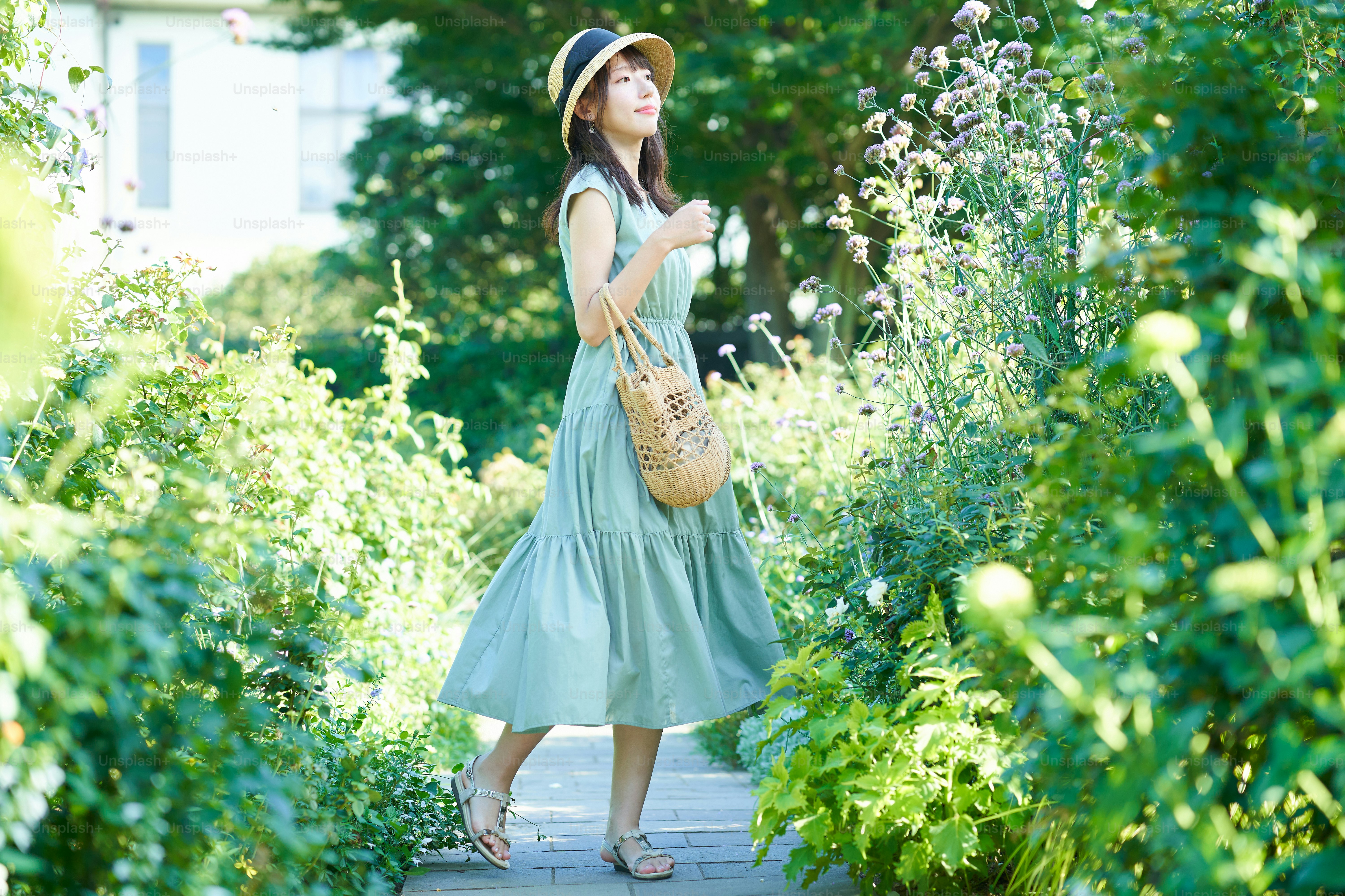 Mujer joven caminando en verde en buen día foto – Imagen de Retrato en ...