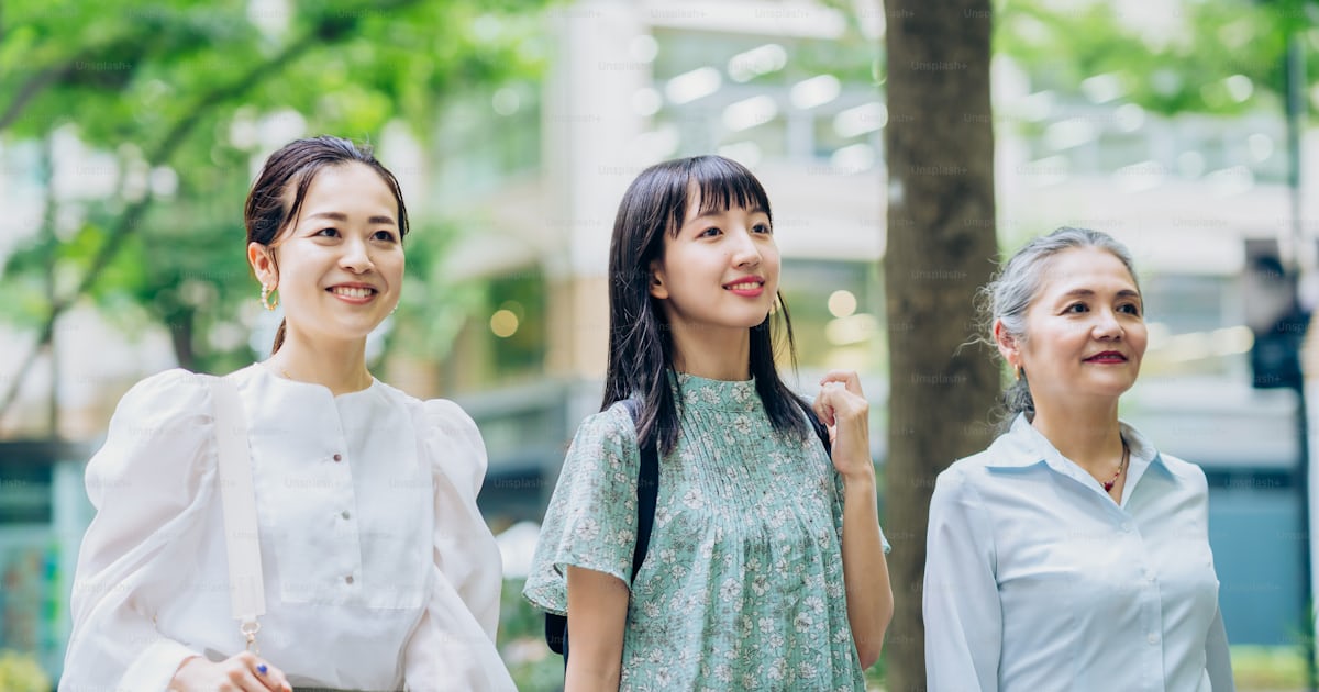 맑은 날에 도시를 걷는 다양한 세대의 세 여성 사진 Unsplash의 초상 이미지