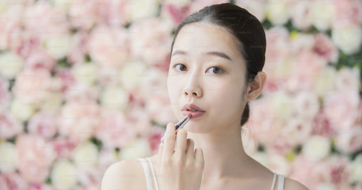 입술에 빨간 립스틱을 바르는 아시아인일본인 젊은 여성 사진 Unsplash의 피부 이미지
