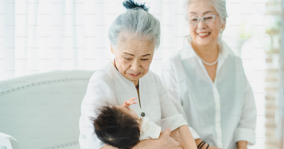 방에서 갓 태어난 아기를 껴안고 있는 노인들 사진 Unsplash의 노인 성인 이미지