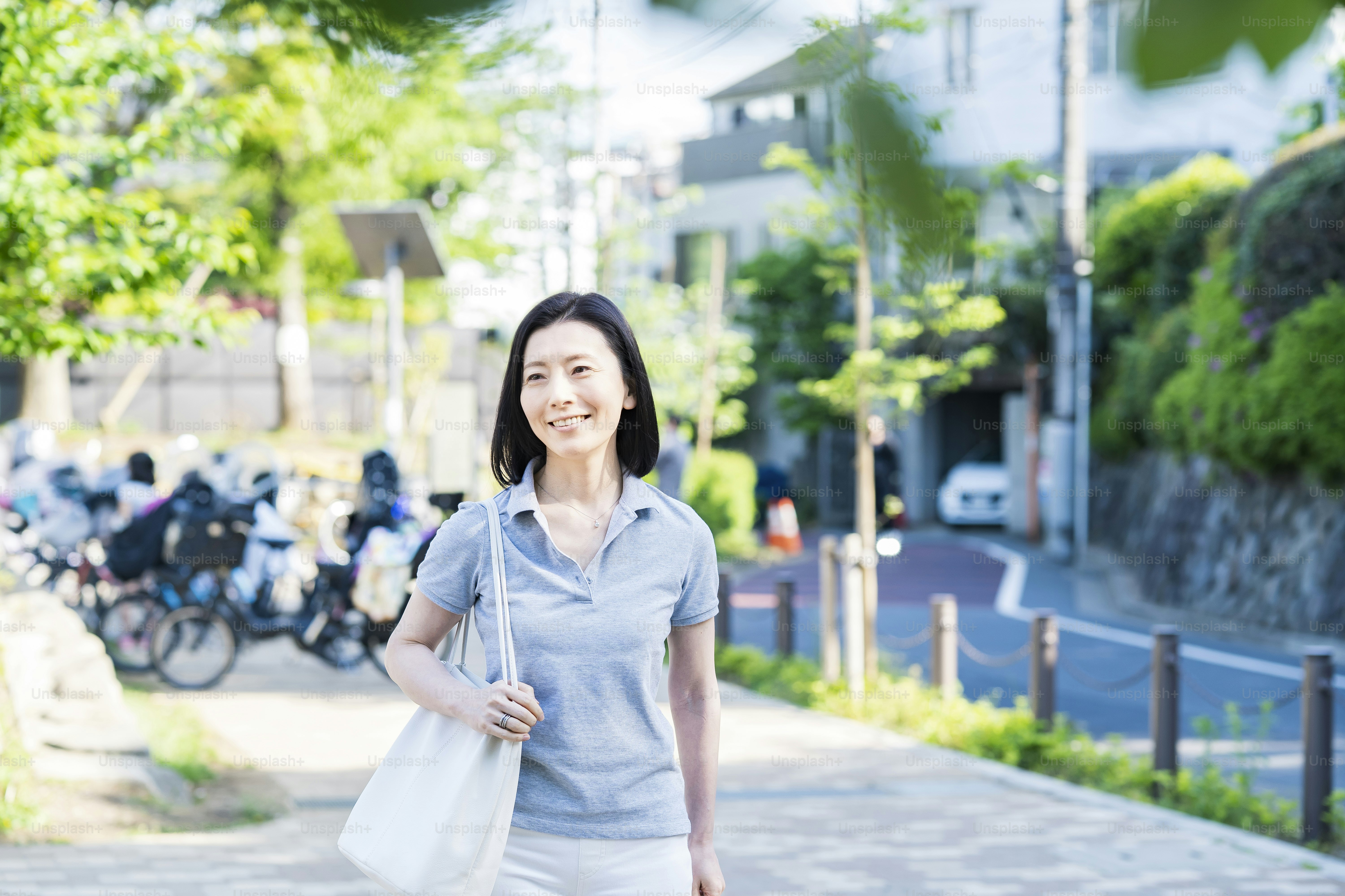 Mujer de mediana edad dando un paseo con una mirada relajada en buen ...