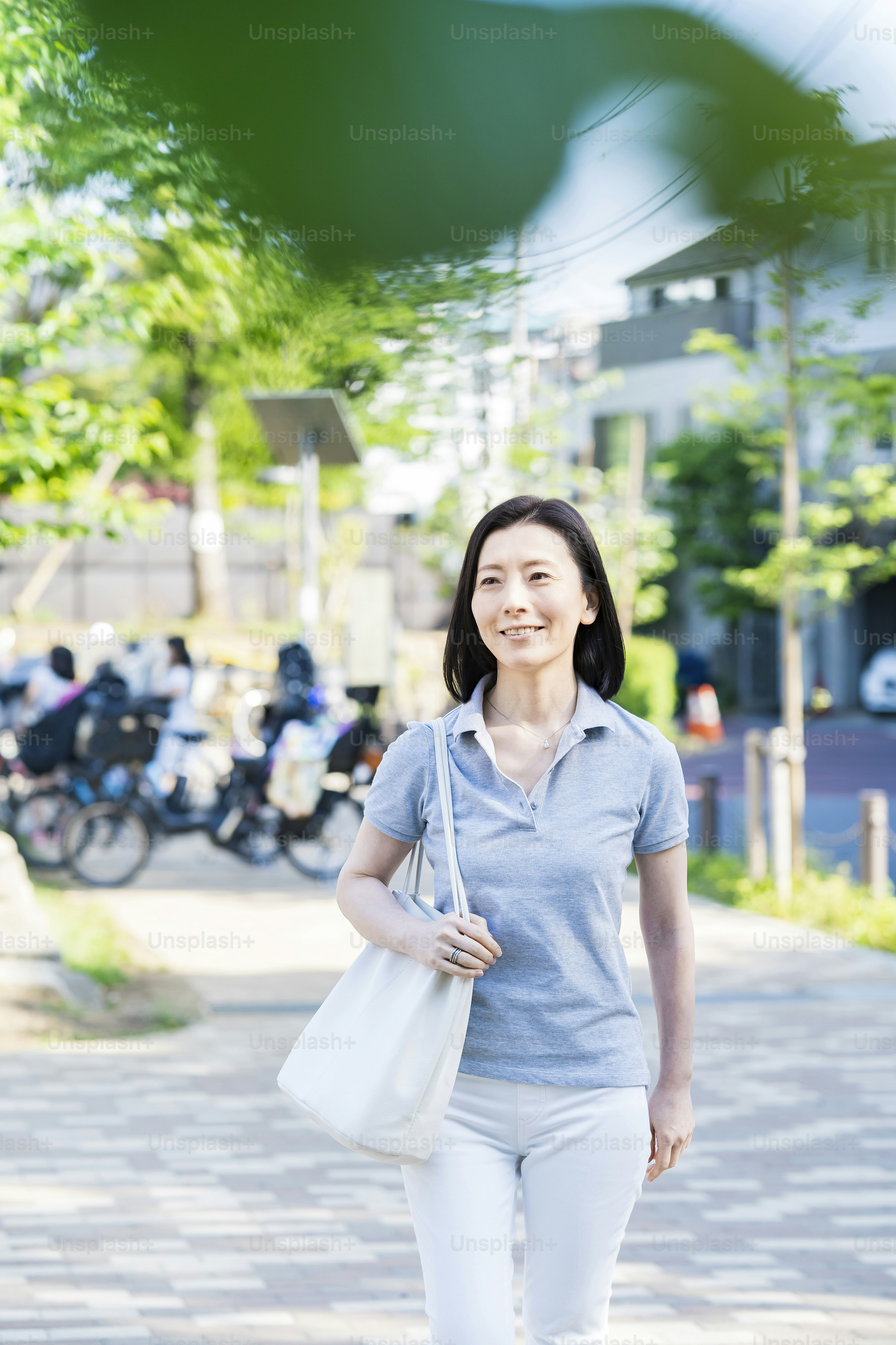 Foto Mujer de mediana edad dando un paseo con una mirada relajada en ...