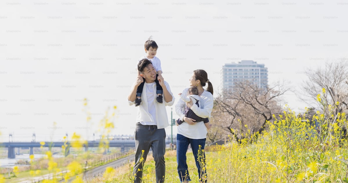 아시아인 부모와 아이들이 웃는 얼굴로 산책을 하고 있다 사진 Unsplash의 휴식 이미지