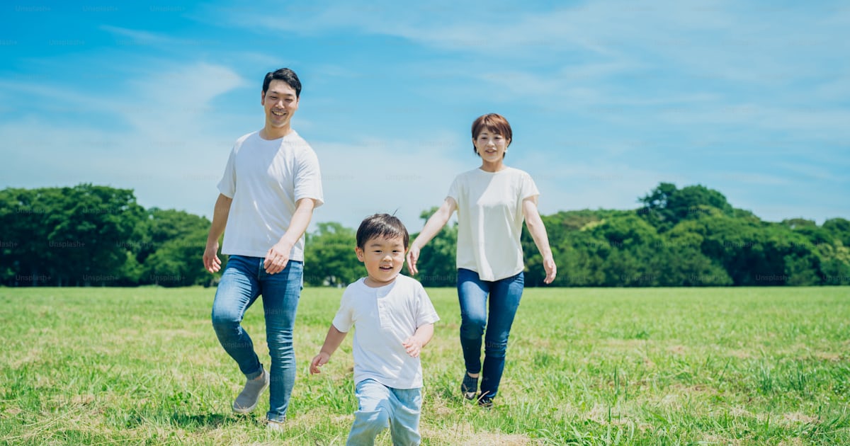 부모와 자녀는 맑은 날에 초원을 뛰어 다닙니다 사진 Unsplash의 바깥 이미지