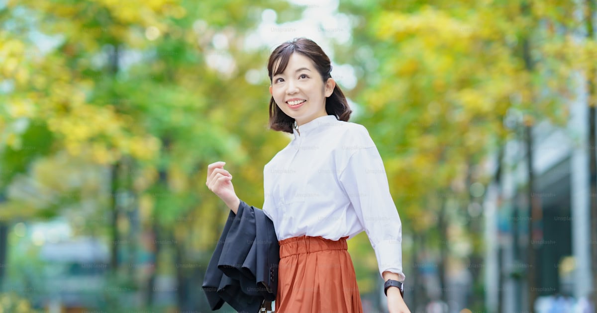 비즈니스 지구에서 사무실 캐주얼 스타일로 통근하는 여성 사진 Unsplash의 한 명의 여성만 이미지