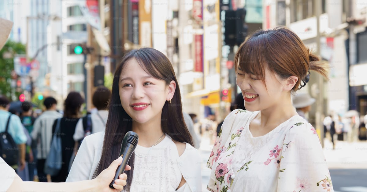 길거리 인터뷰를 받고 있는 여성 사진 Unsplash의 얘기 이미지