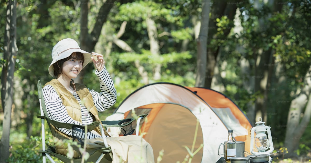솔로 캠프 이미지 텐트 앞에서 휴식을 취하고 있는 젊은 여성 사진 Unsplash의 텐트 이미지
