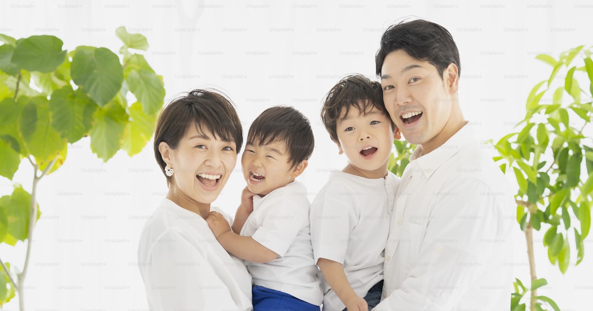 웃는 얼굴로 기념 사진을 찍는 가족 사진 Unsplash의 초상 이미지