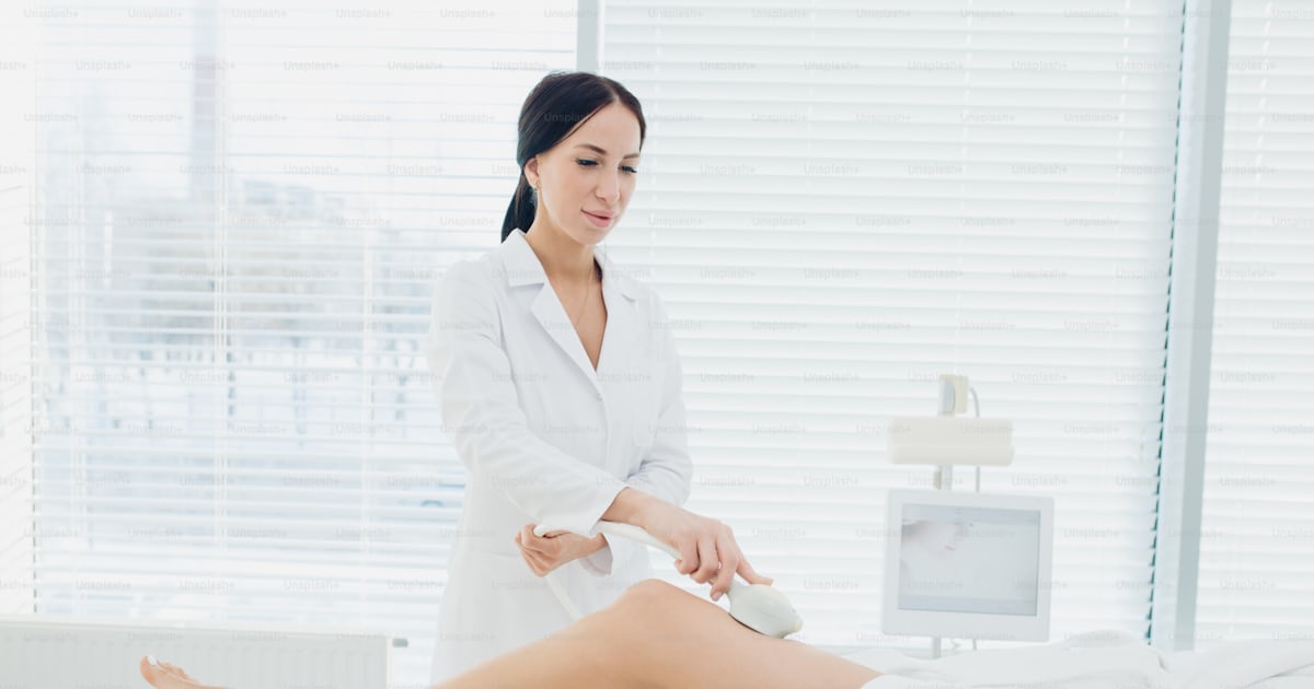 Patiente Méconnaissable Recevant Un Massage Au Rouleau Sous Vide Dans Un Complexe De Programme