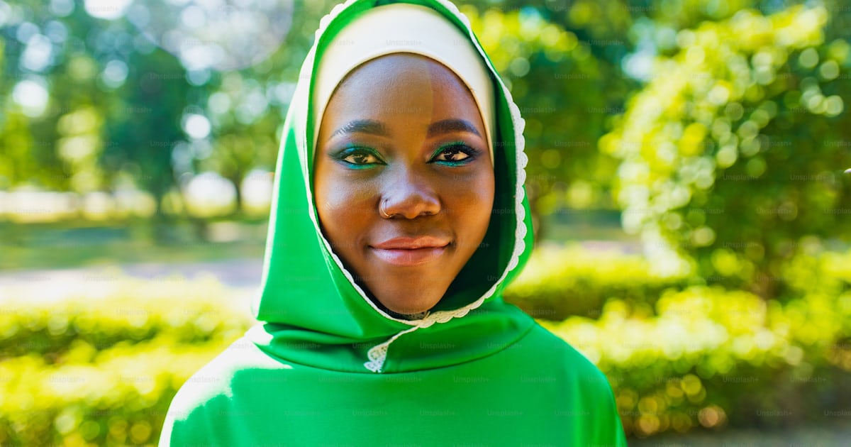 ヒジャーブを着た美しい現代の学生女性で、化粧と鼻にピアスリング。の写真 女性 Unsplashの写真