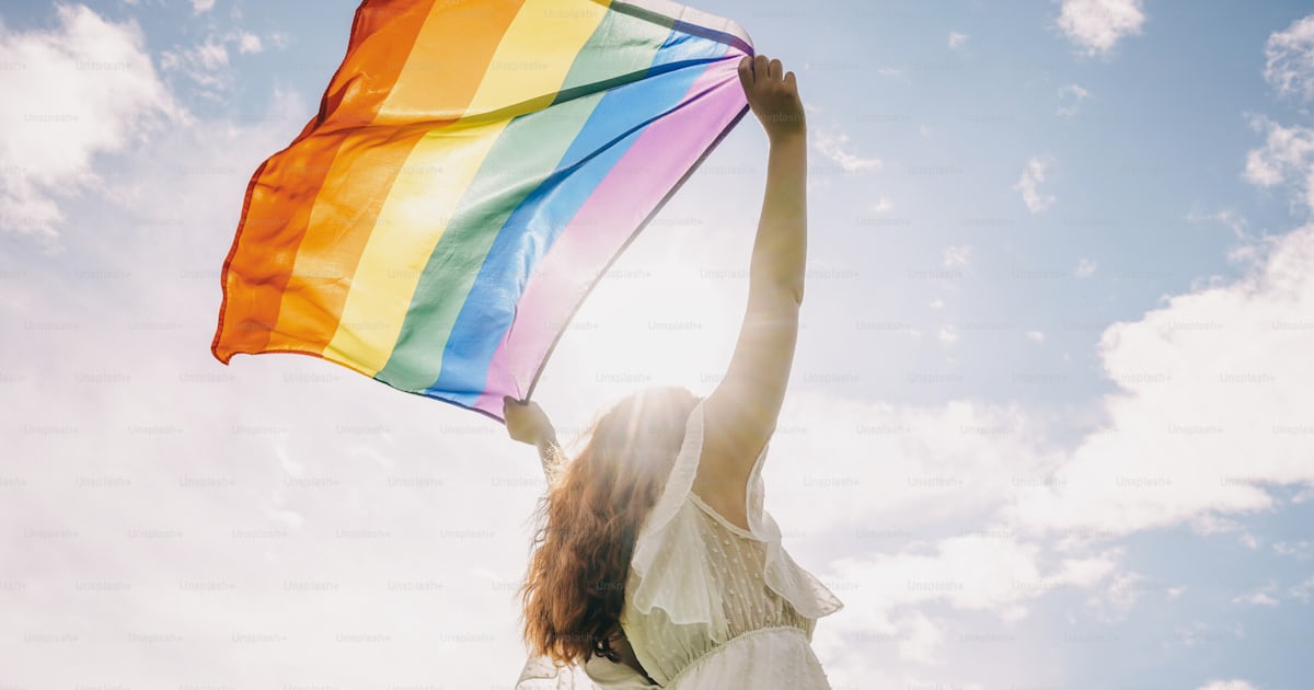 하늘 배경에 무지개 깃발을 가진 레즈비언 여자 Lgbtq 개념입니다 사진 Unsplash의 사람 이미지