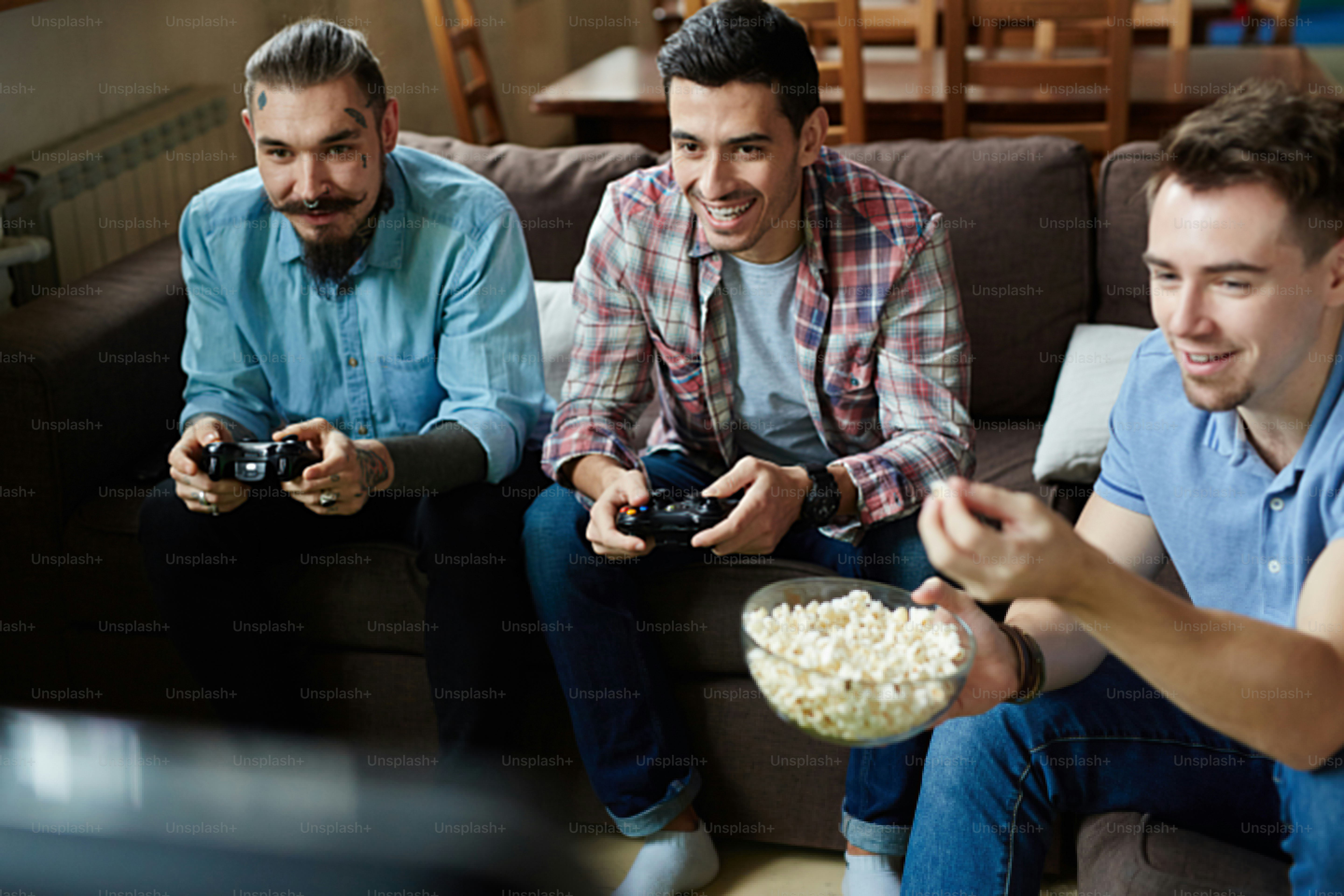 Videogame addicted guys playing at leisure photo – People Image on Unsplash