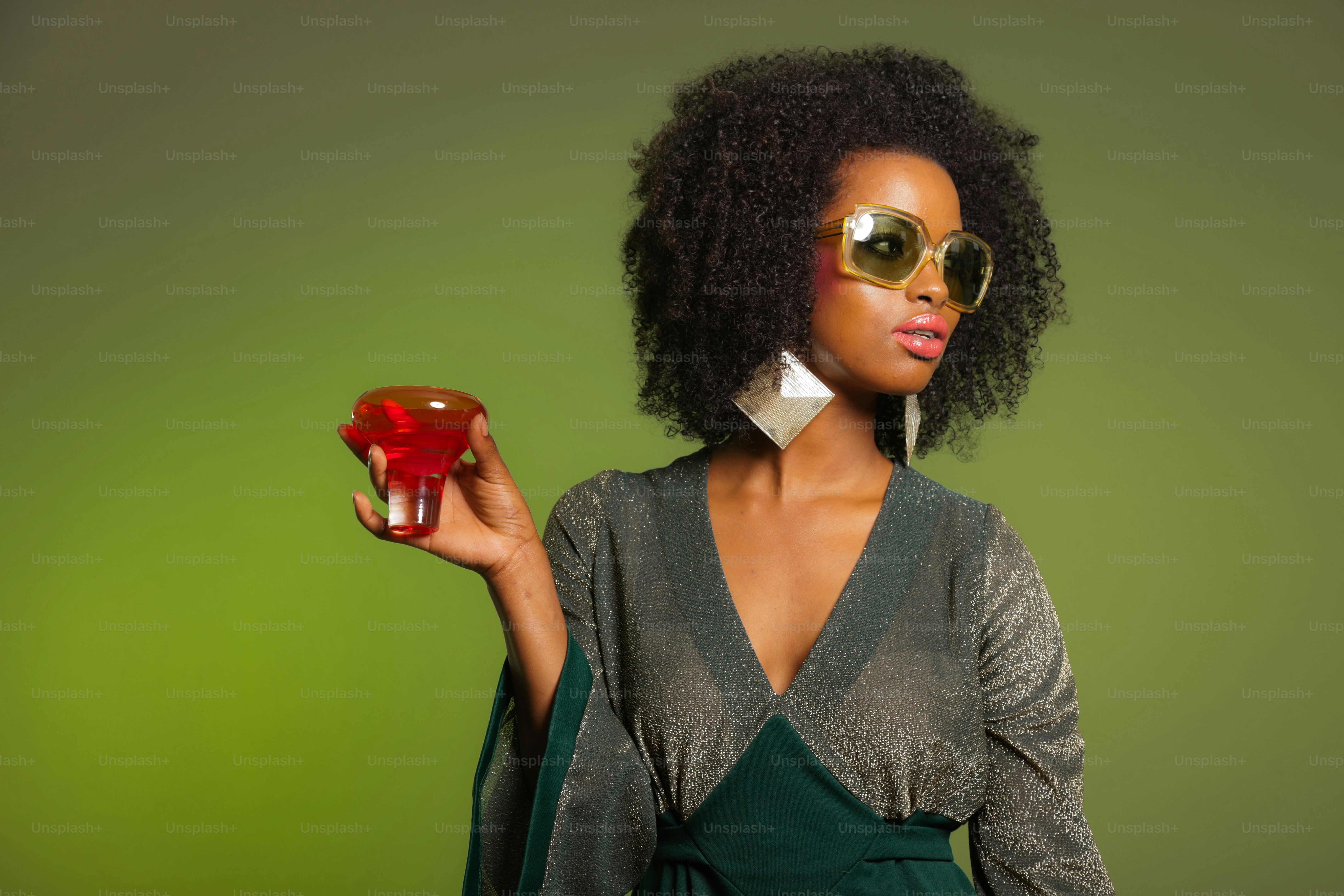 Foto zum Thema Retro 70er jahre afro mode frau mit grünem kleid und ...