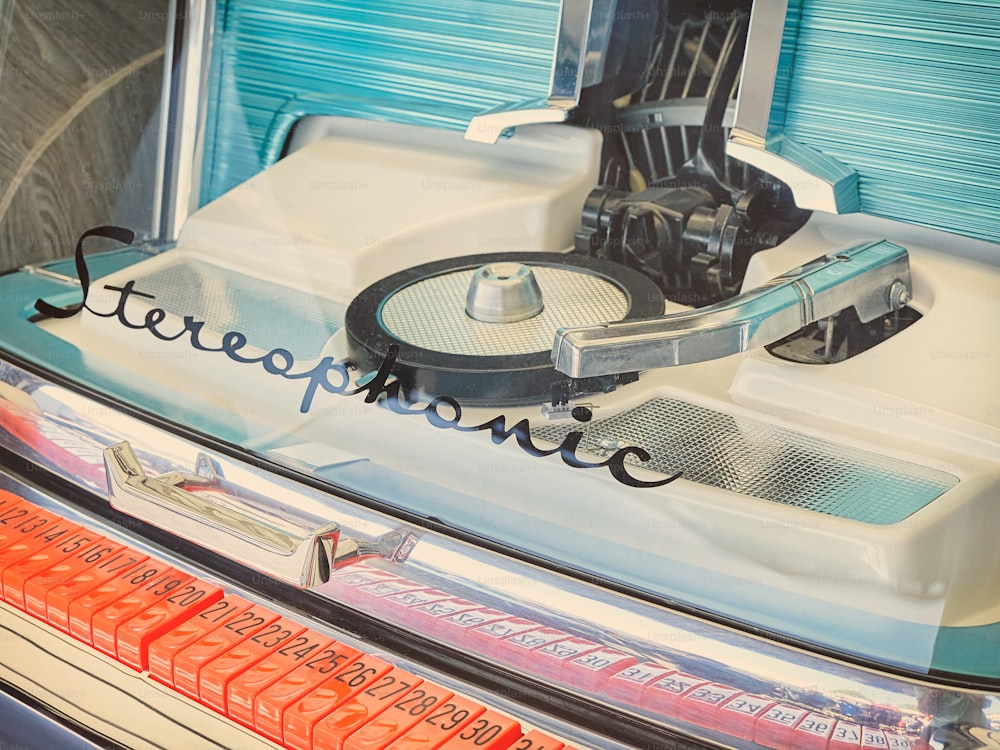 Foto Primer plano de una colorida máquina de discos vintage de los años ... Foto Primer plano de una colorida máquina de discos vintage de los años ...