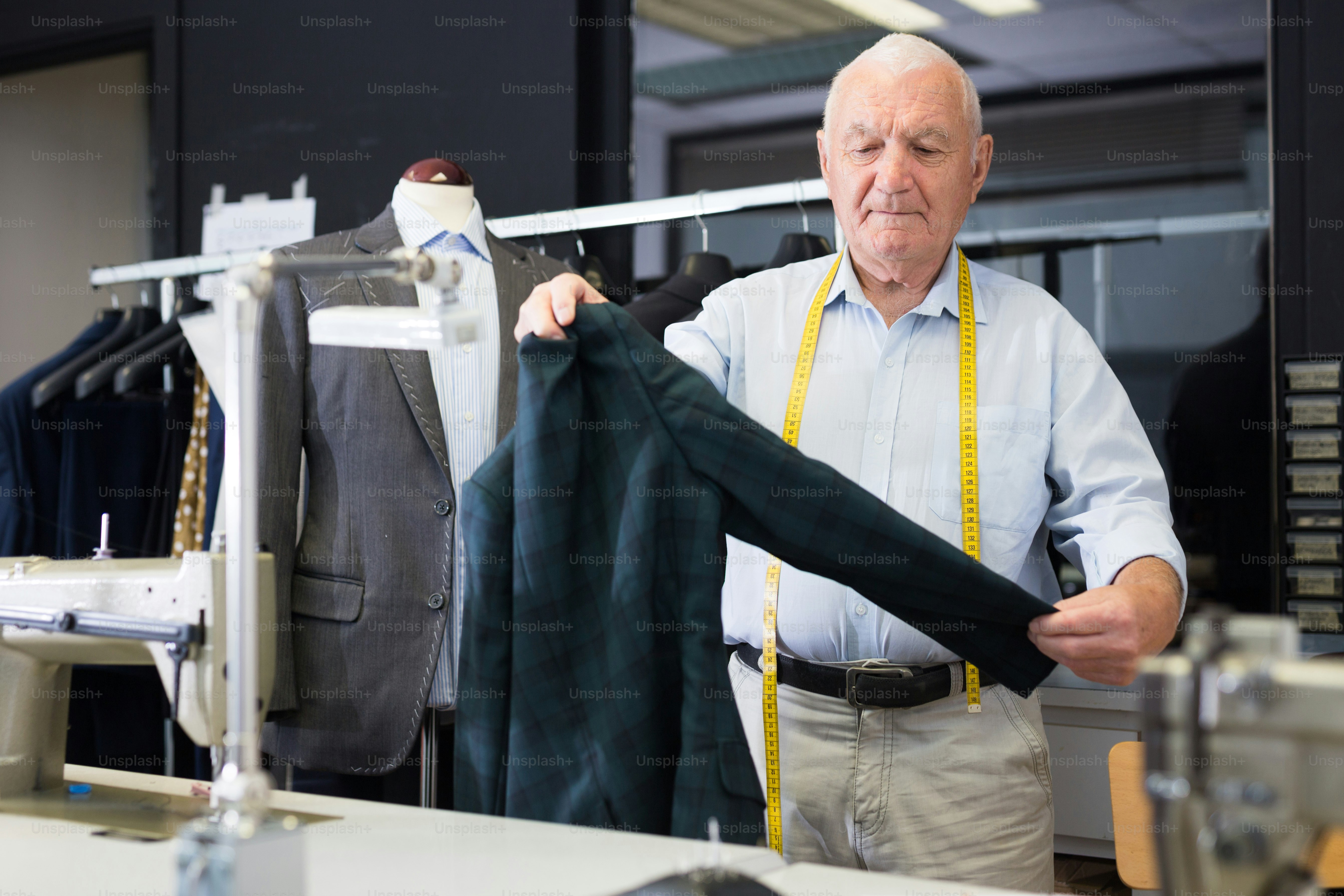 Sastre profesional inspecciona la chaqueta masculina antes de comenzar ...