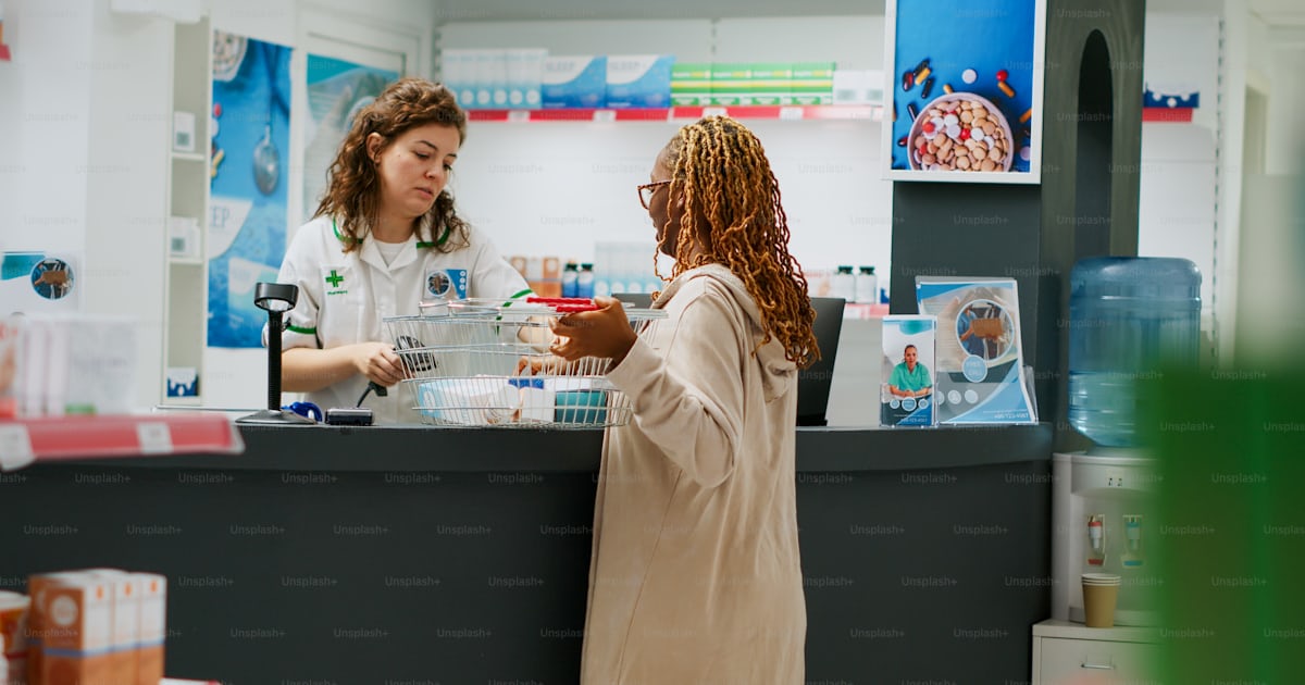 Foto zum Thema Afroamerikanischer Kunde, der pharmazeutische Produkte ... Foto zum Thema Afroamerikanischer Kunde, der pharmazeutische Produkte ...