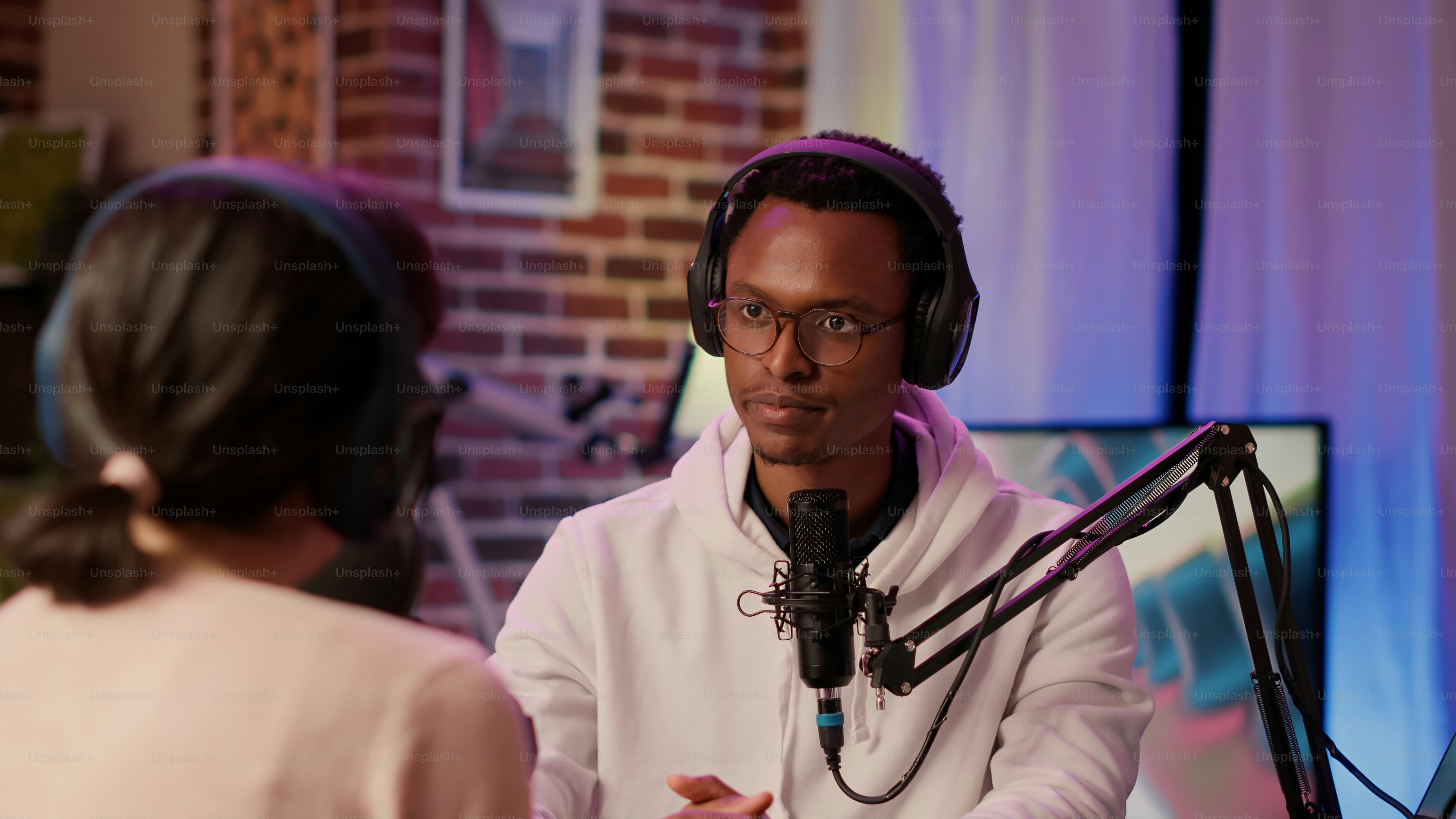 Pregunta de lectura de podcaster de Internet desde la pantalla de la ...