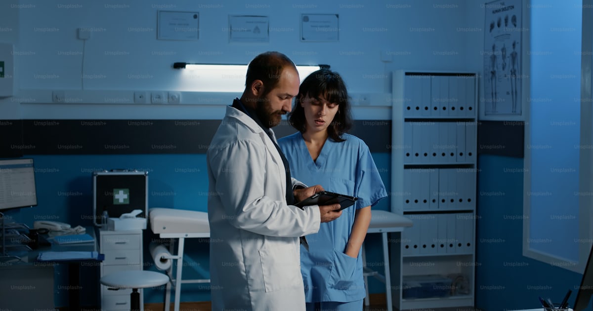 Foto zum Thema Arzt, Arzt, der das Krankheitswissen des Patienten mit ... Foto zum Thema Arzt, Arzt, der das Krankheitswissen des Patienten mit ...