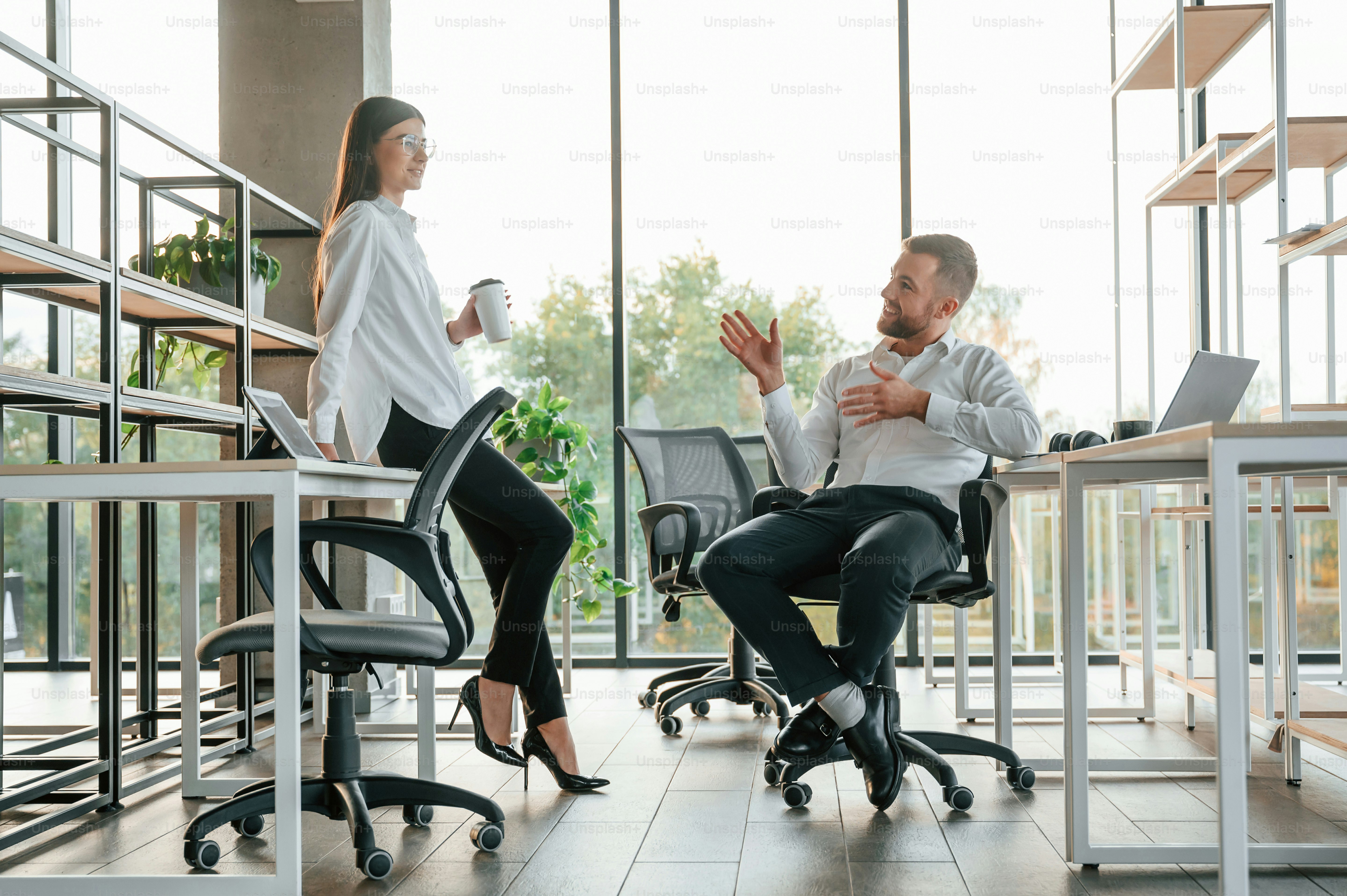 Tener una conversación. Hombre y mujer están trabajando juntos en la ...