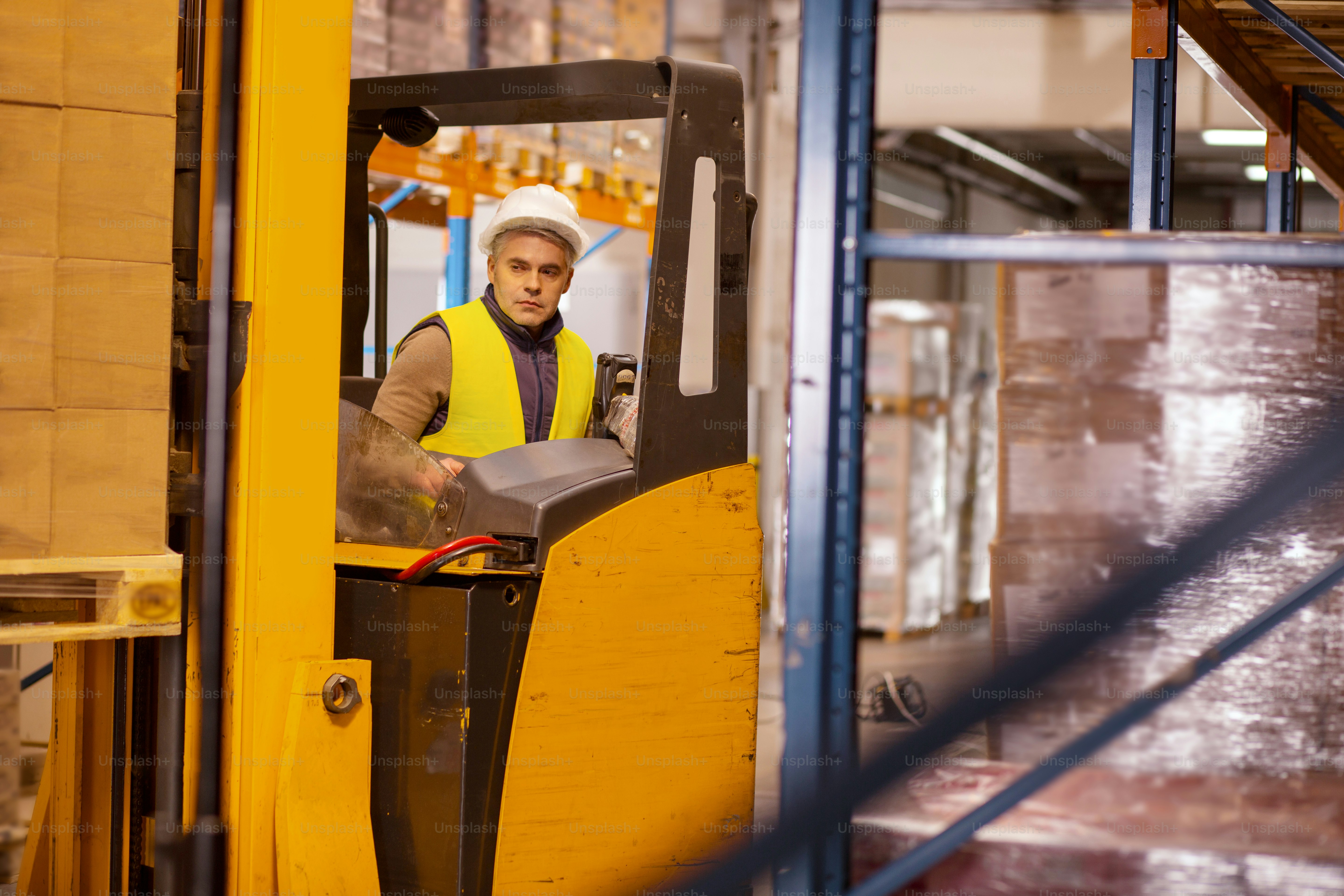 Production automatisée. Fonctionnement sérieux de la machine assis dans ...