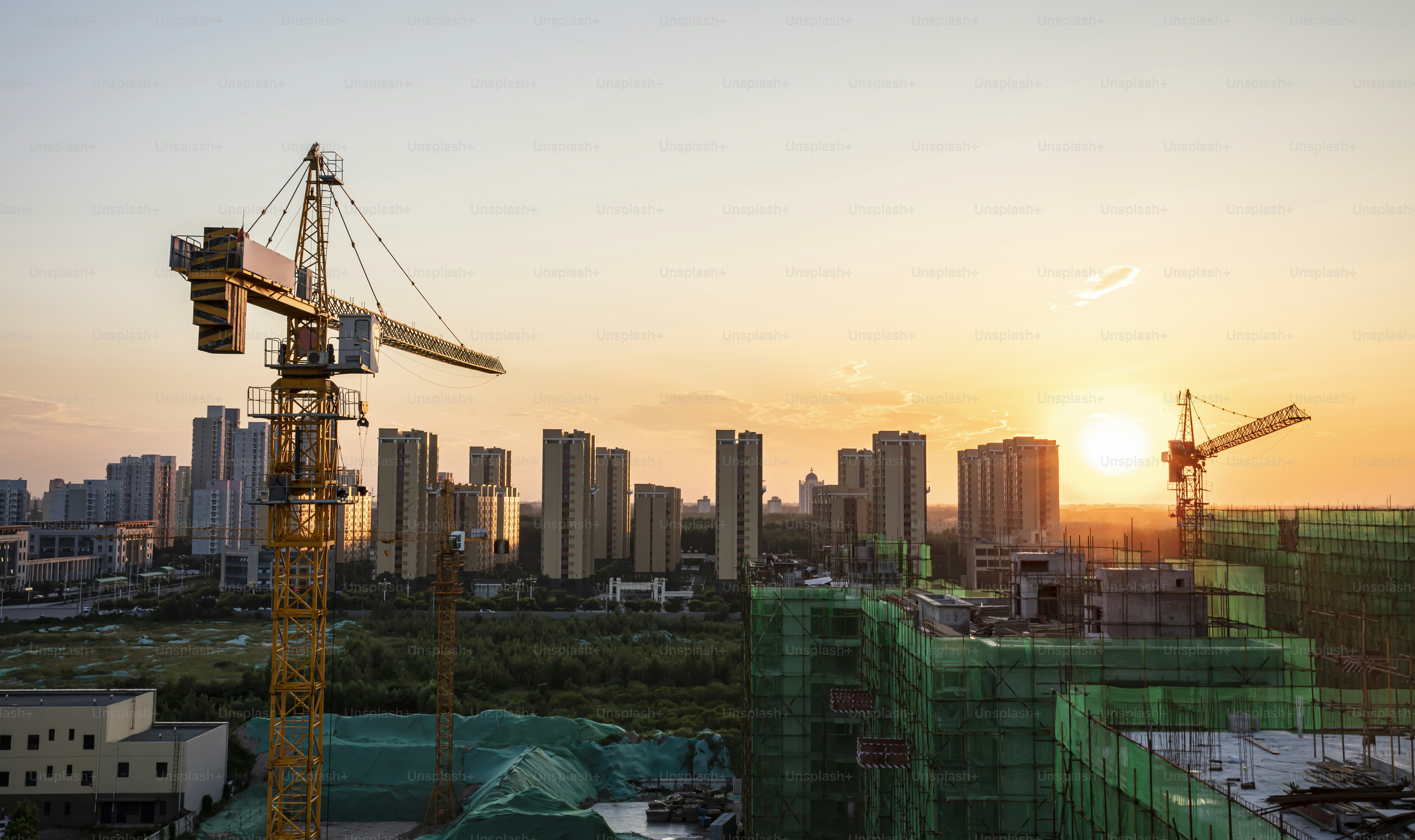 Foto Sitio de construcción por la noche – Puesta de sol Imagen en Unsplash