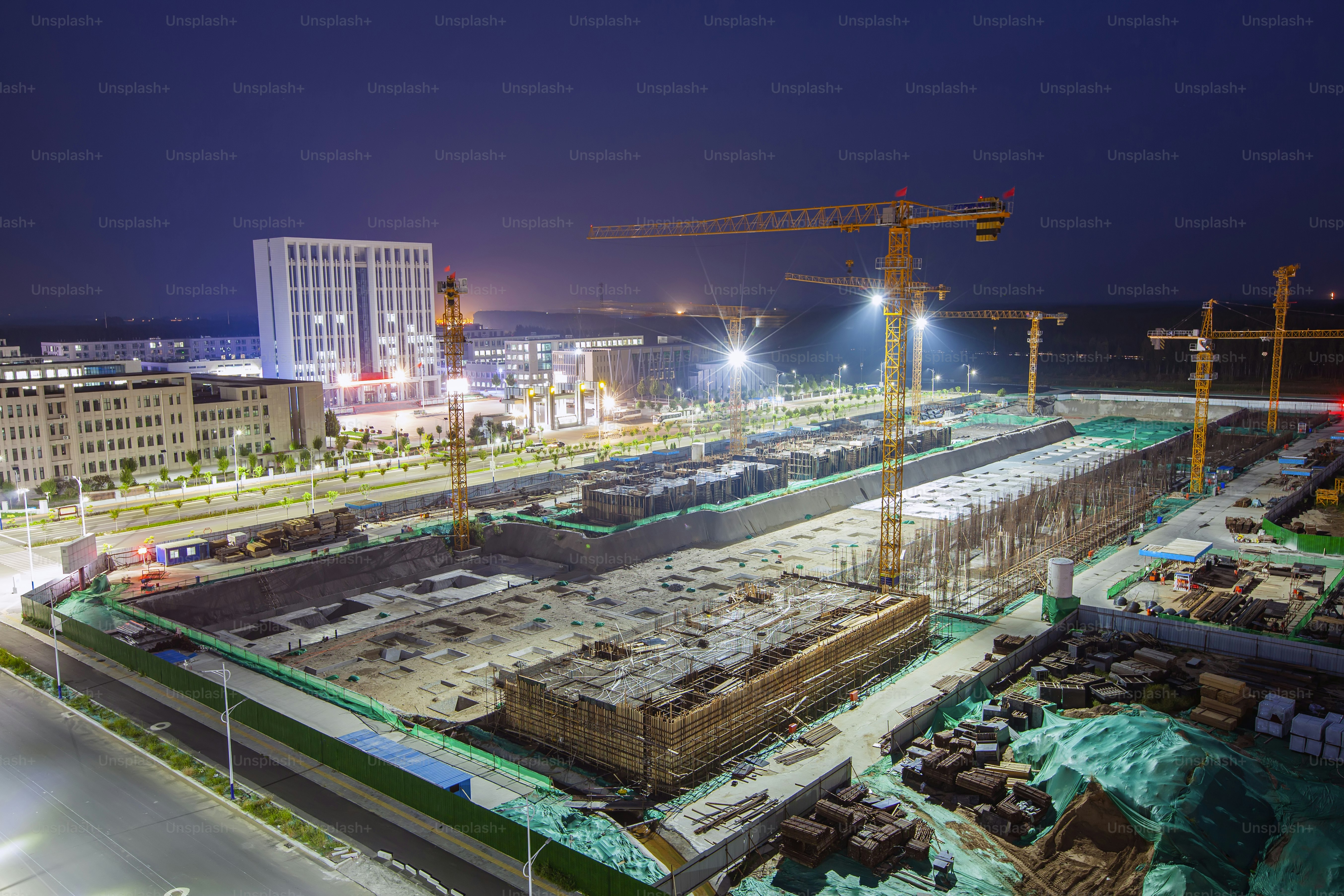 The building site is in the evening, Tower cranes build residential ...