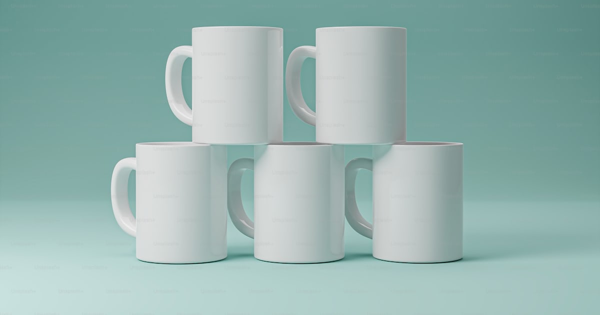 Un Groupe De Tasses à Café Blanches Empilées Les Unes Sur Les Autres