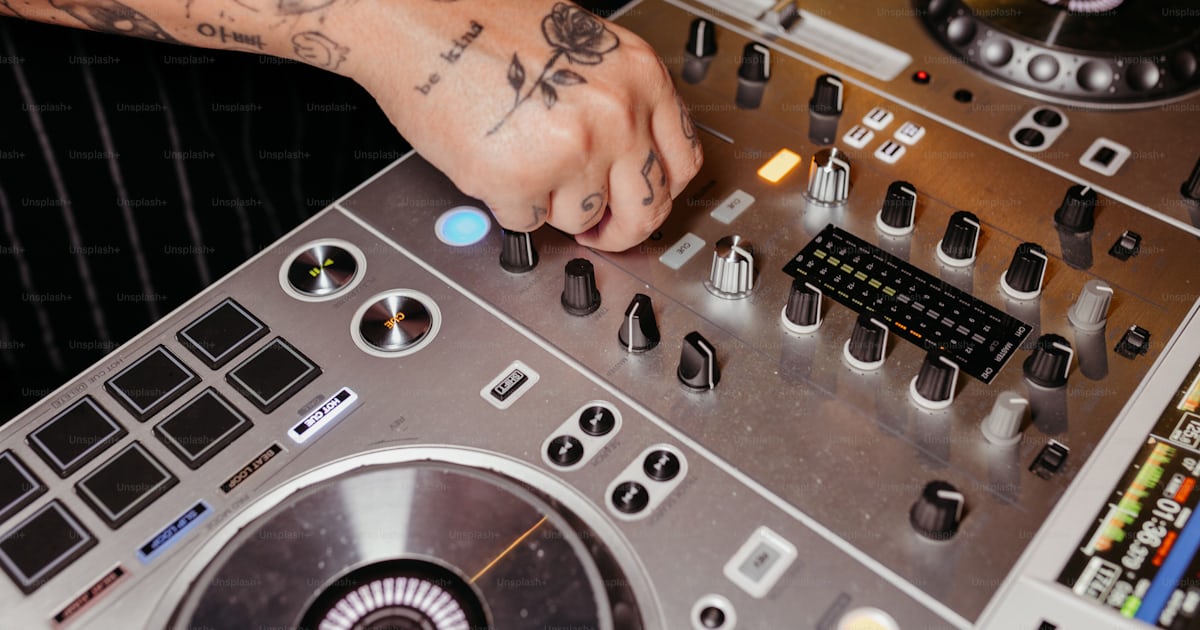 팔에 문신을 한 남자가 Dj 믹서를 연주하고 있다 사진 Unsplash의 디제이 이미지