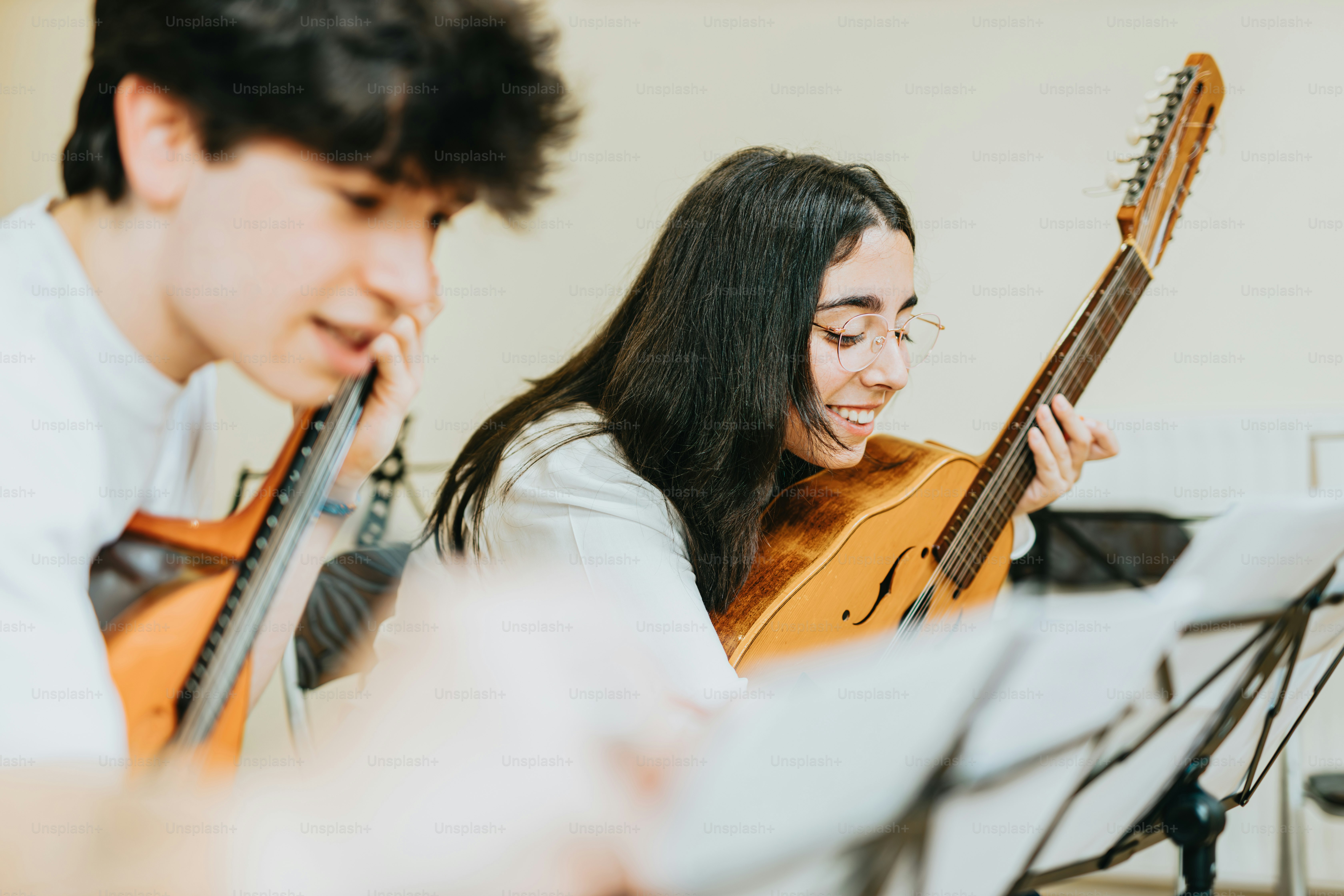 Foto Un hombre y una mujer tocando instrumentos musicales – Instrumento ...