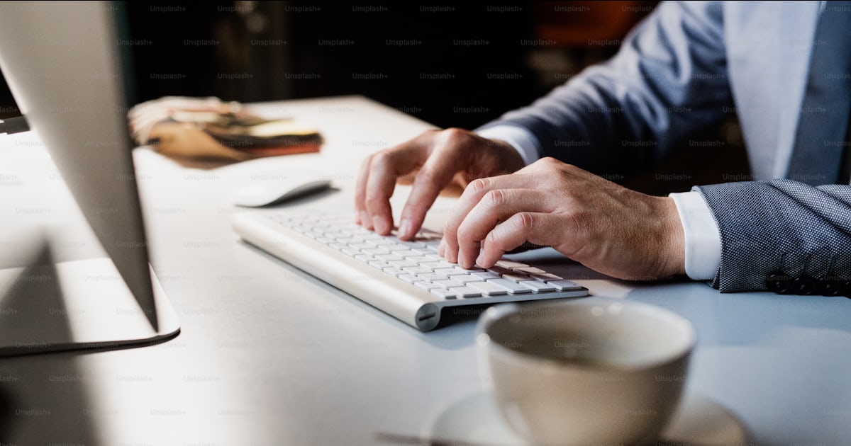 Gros plan des mains d’un homme d’affaires méconnaissable sur un clavier ... Gros plan des mains d’un homme d’affaires méconnaissable sur un clavier ...