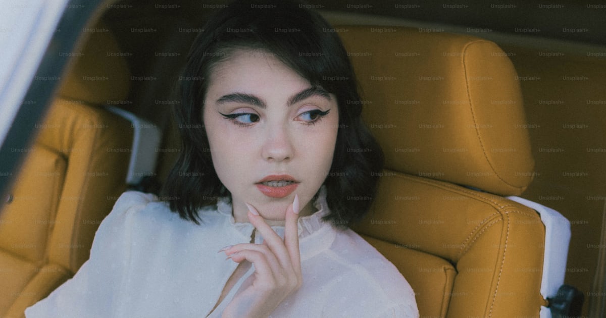 車の後部座席に座っている女性の写真 贅沢 Unsplashの写真