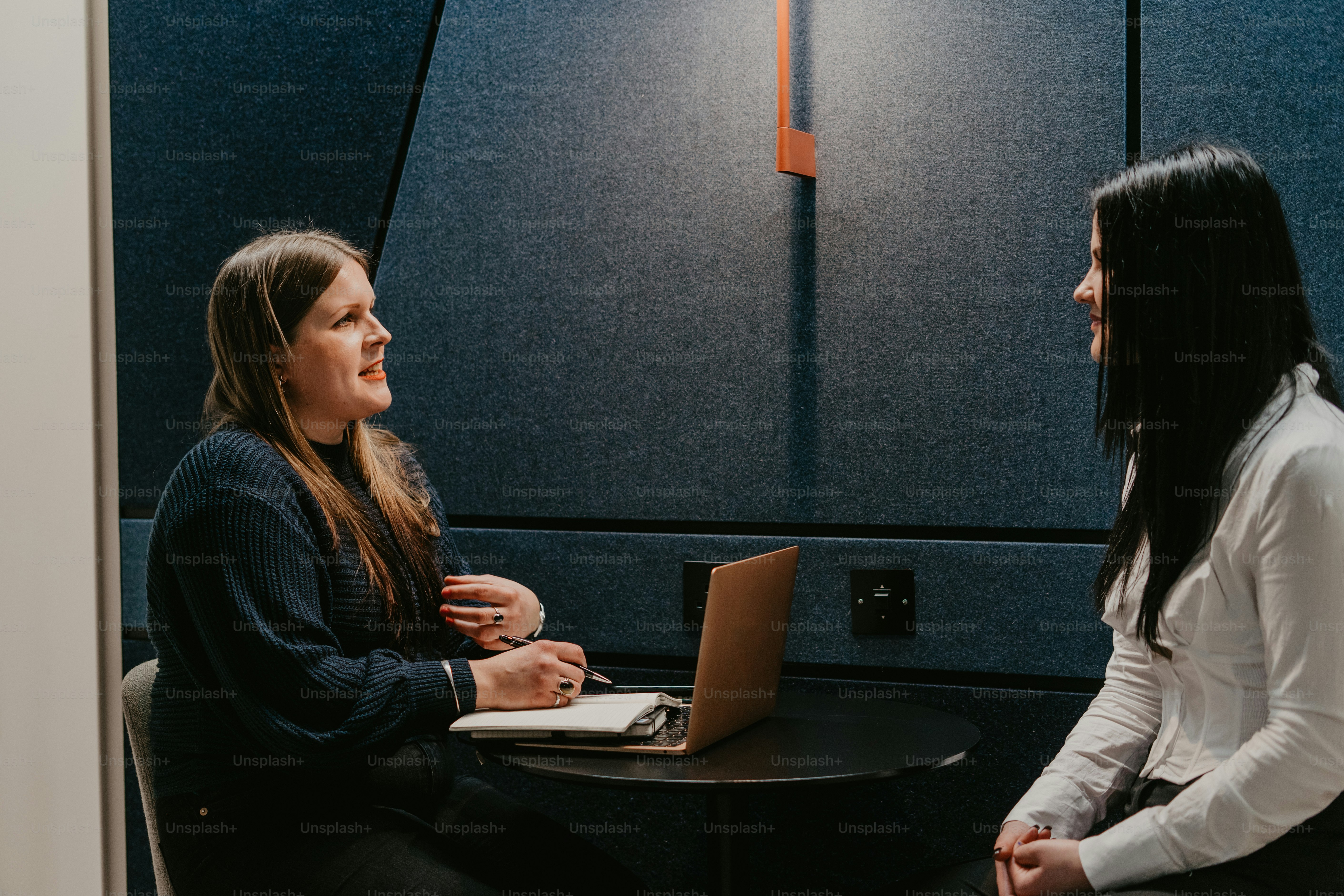 Foto Dos mujeres sentadas en una mesa hablando entre sí – Reunión de ...