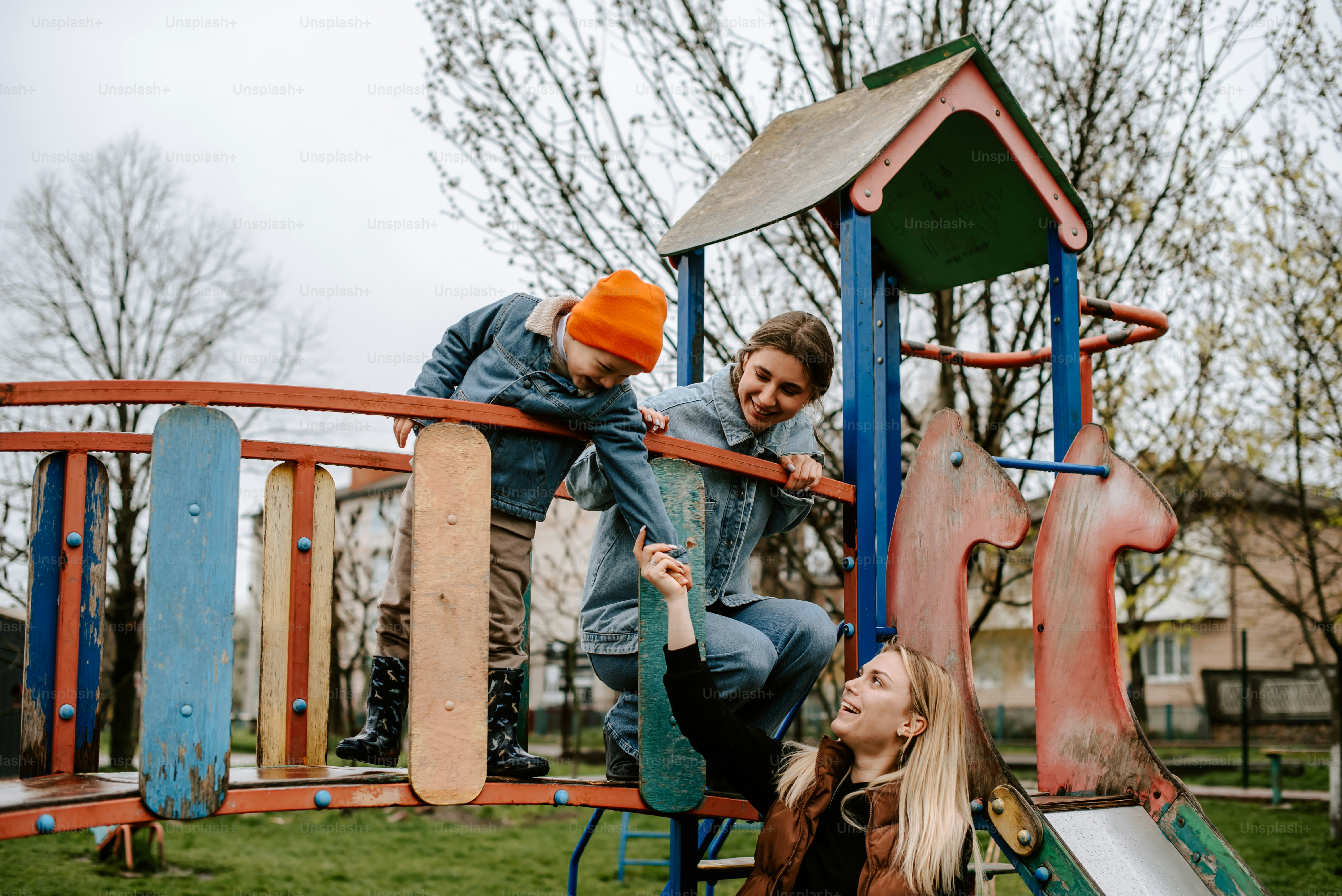 A couple of kids playing on a playground photo – Family Image on Unsplash