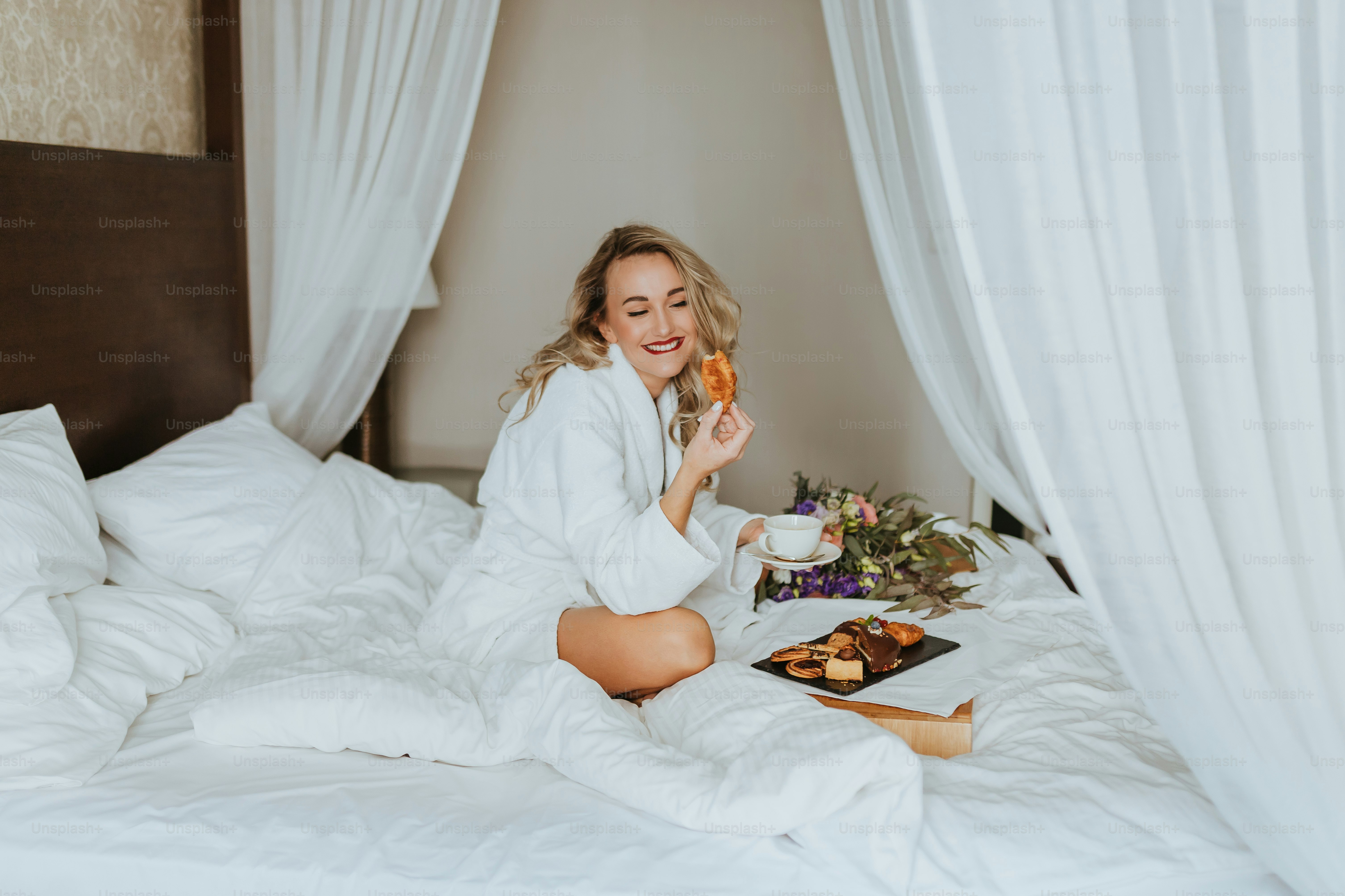 1000+ Woman In Bed Pictures | Download Free Images on Unsplash