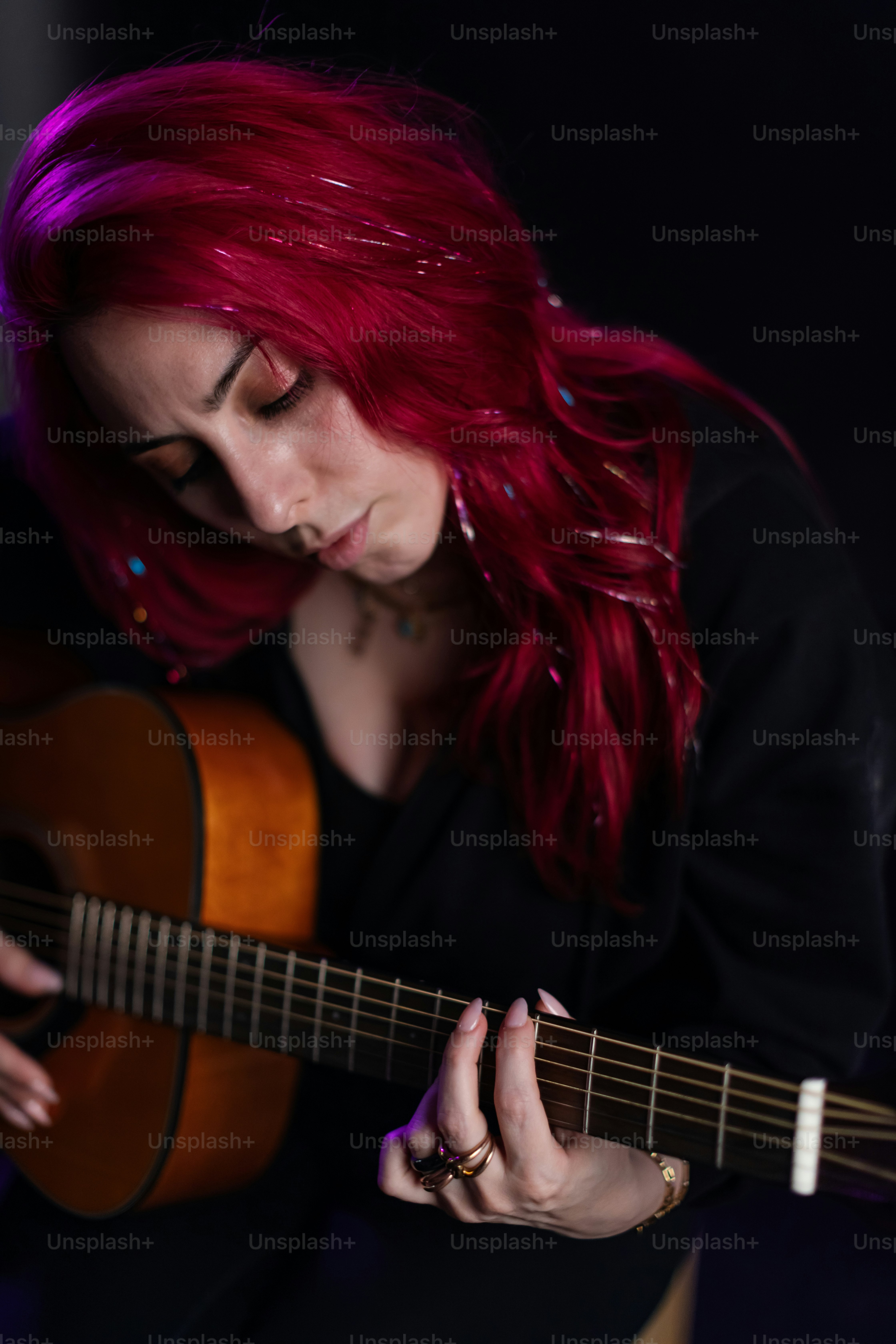 A woman with red hair playing a guitar photo – Musician Image on Unsplash